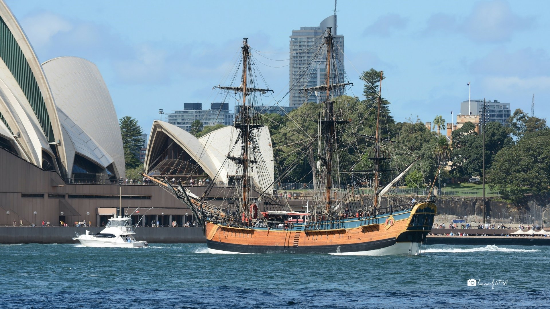 HM Bark Endeavour Replica, passing the Sydney Opera House, Sydney ...