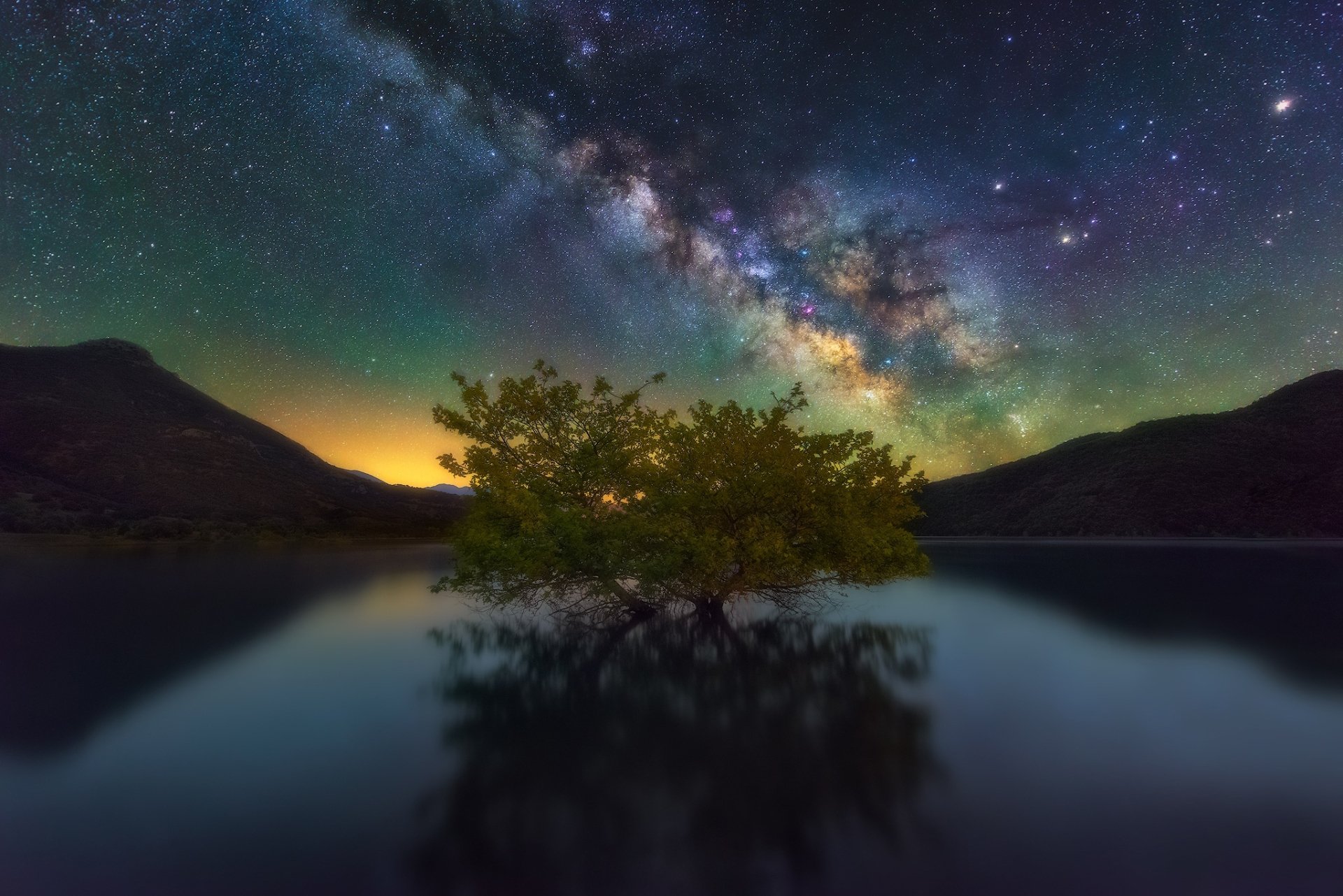 Milky Way Reflections: Lone Tree (HD Wallpaper) | 2048x1367 | Wallpaper ...
