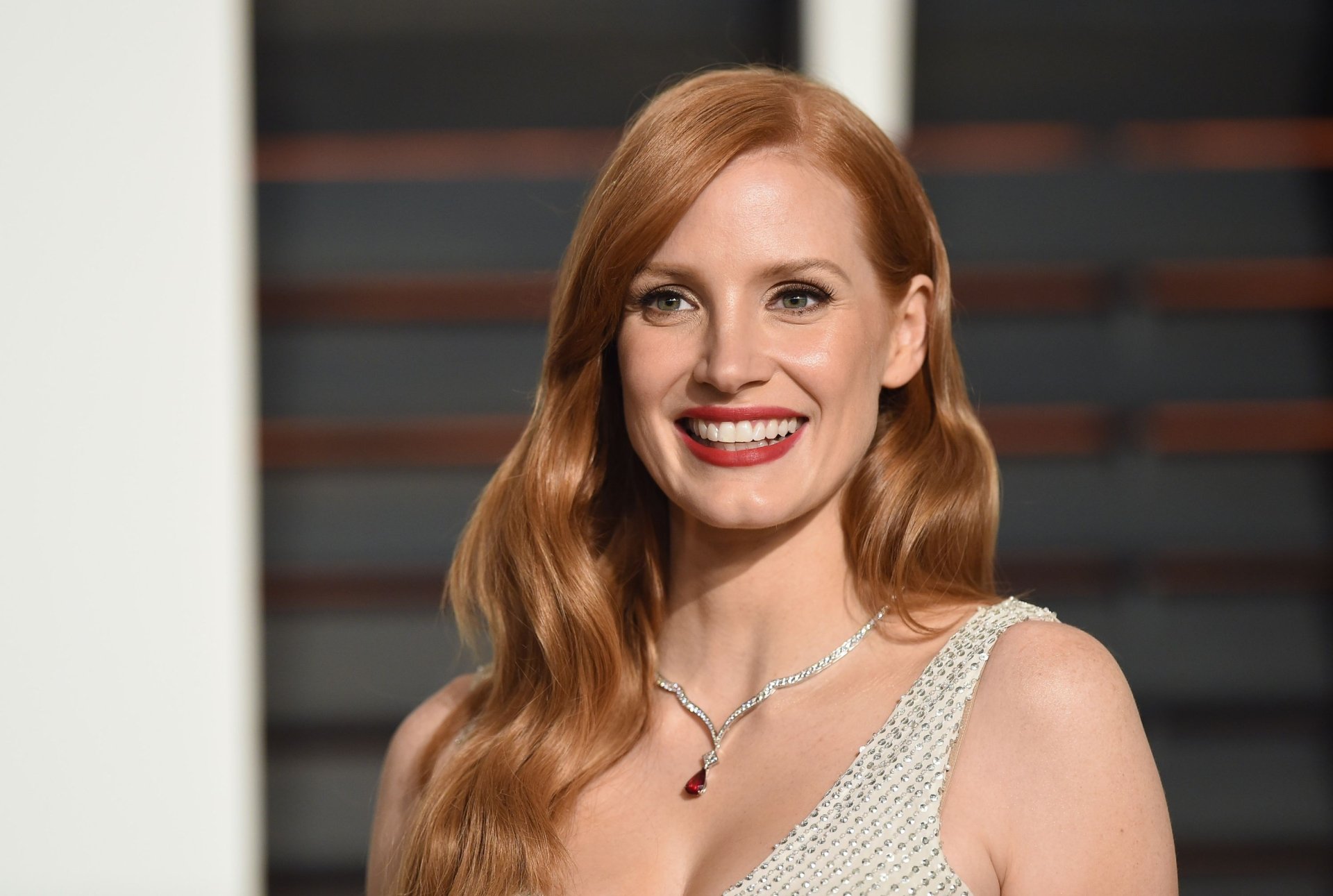 Download Lipstick Necklace Blue Eyes Smile Redhead American Actress