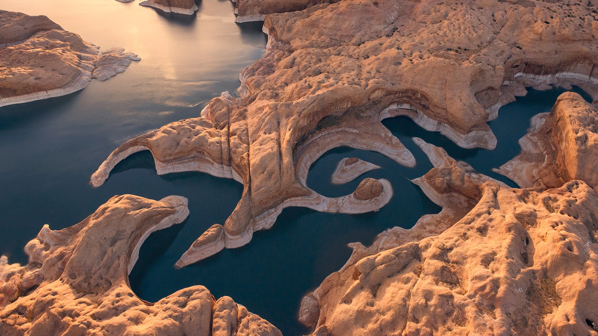 Stunning HD Nature Vista: Lake Powell’s Majestic Waters and Rocky Shores