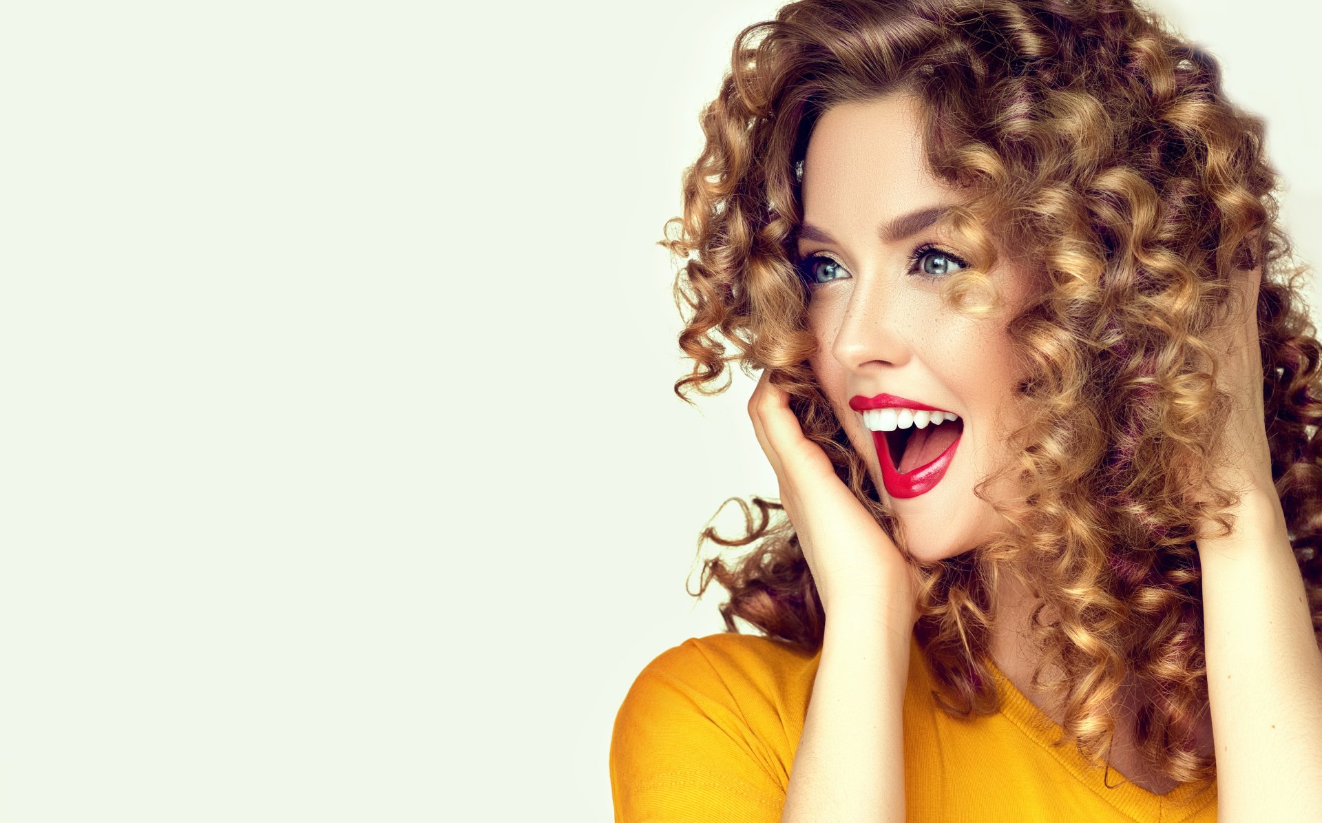 Download Blue Eyes Brunette Curl Lipstick Face Woman Model 4k Ultra Hd