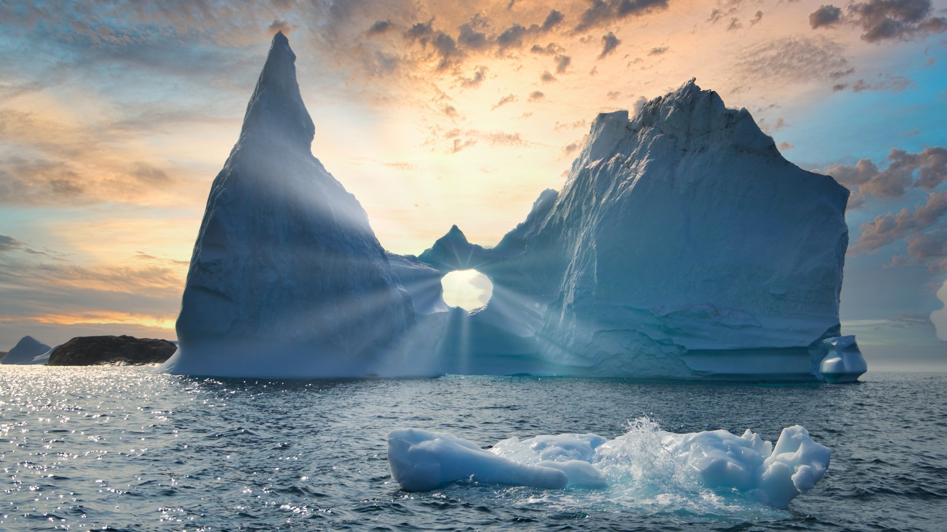 Sunbeam Piercing the Iceberg: Stunning 4K Nature Wallpaper