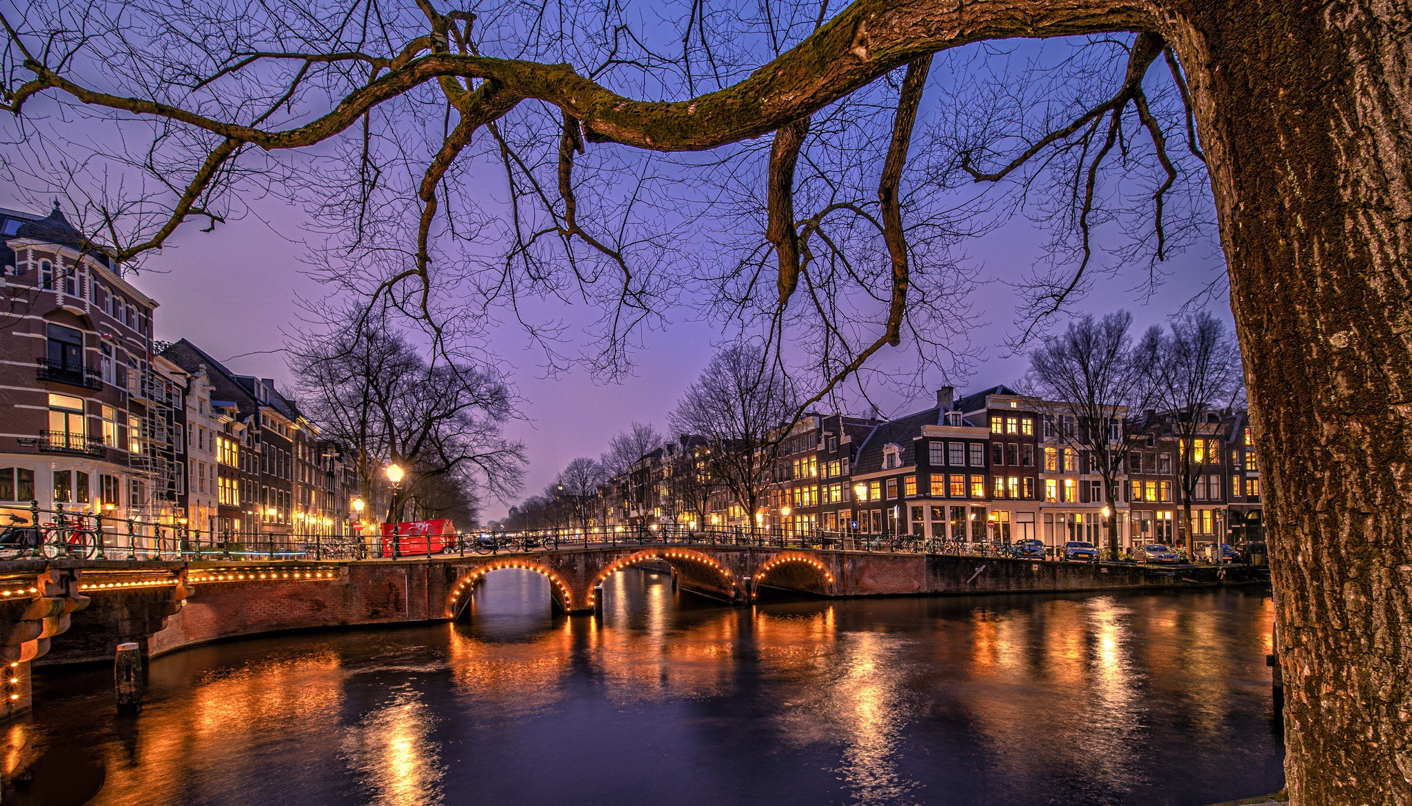 Amsterdam Canal Bridge at Twilight – Stunning Cityscape HD Wallpaper