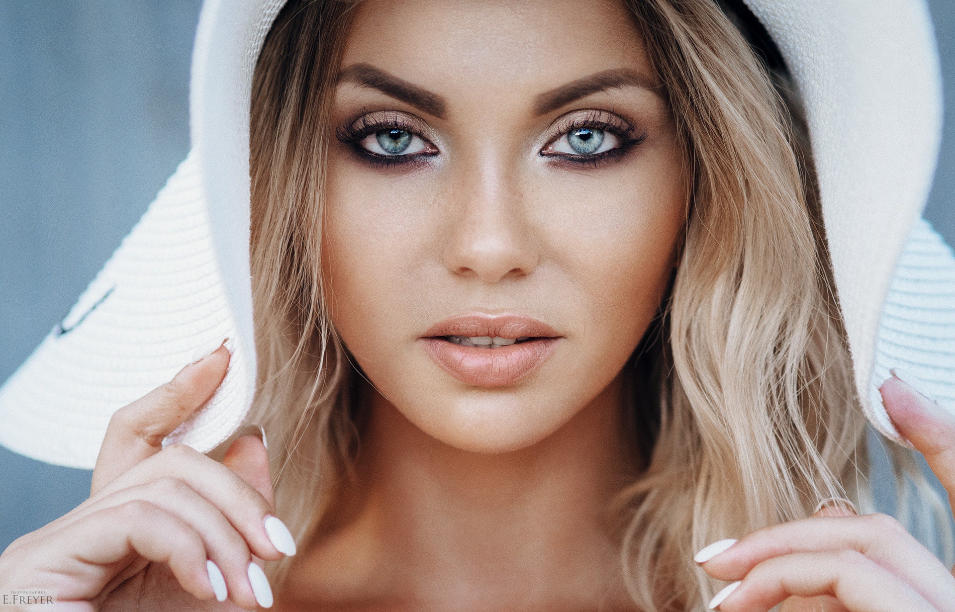 Download Woman Face HD Wallpaper