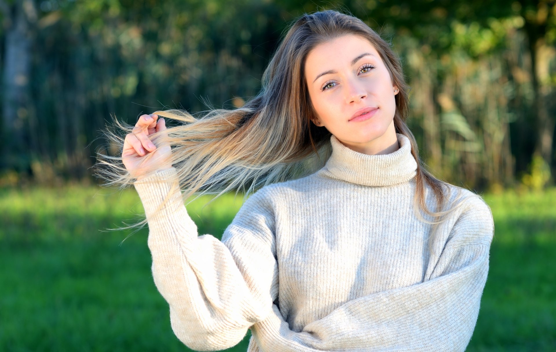 4K Ultra HD Wallpaper — Serene Outdoor Model Portrait | 4739x3004 ...