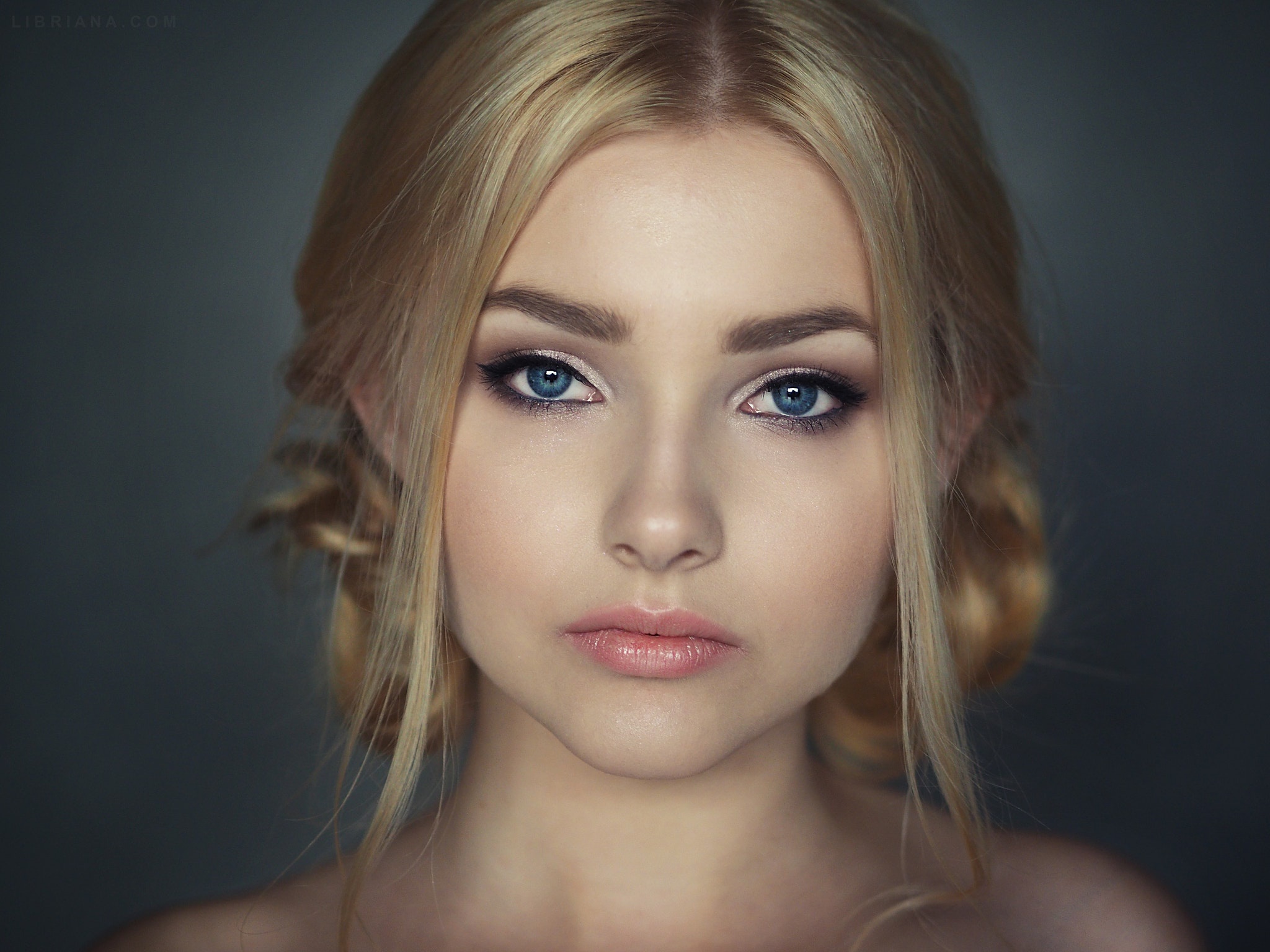 Download Blue Eyes Woman Face HD Wallpaper