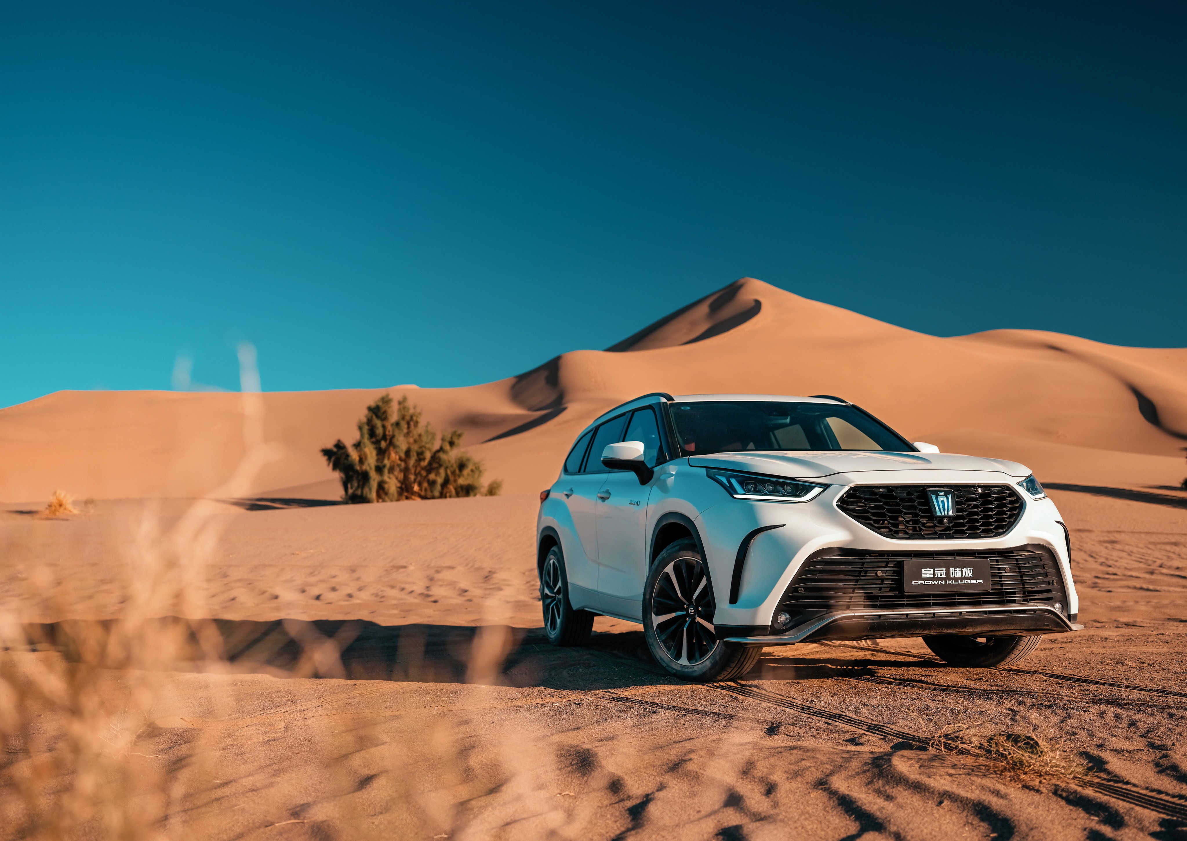 Download Vehicle Toyota Crown 4k Ultra HD Wallpaper