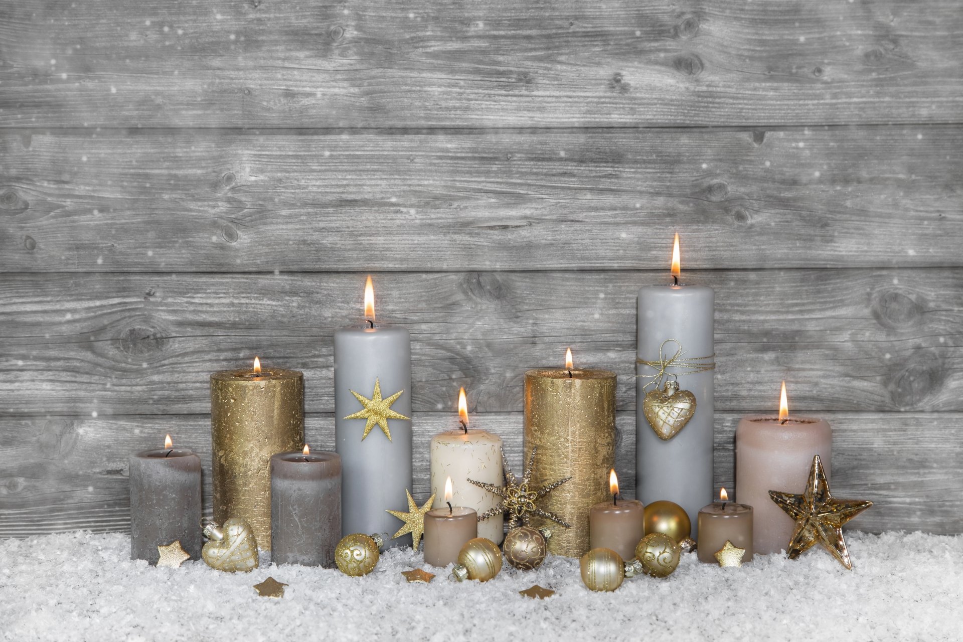 4K Ultra HD Candle Glow: Elegant Photography with Warm Wooden Backdrop
