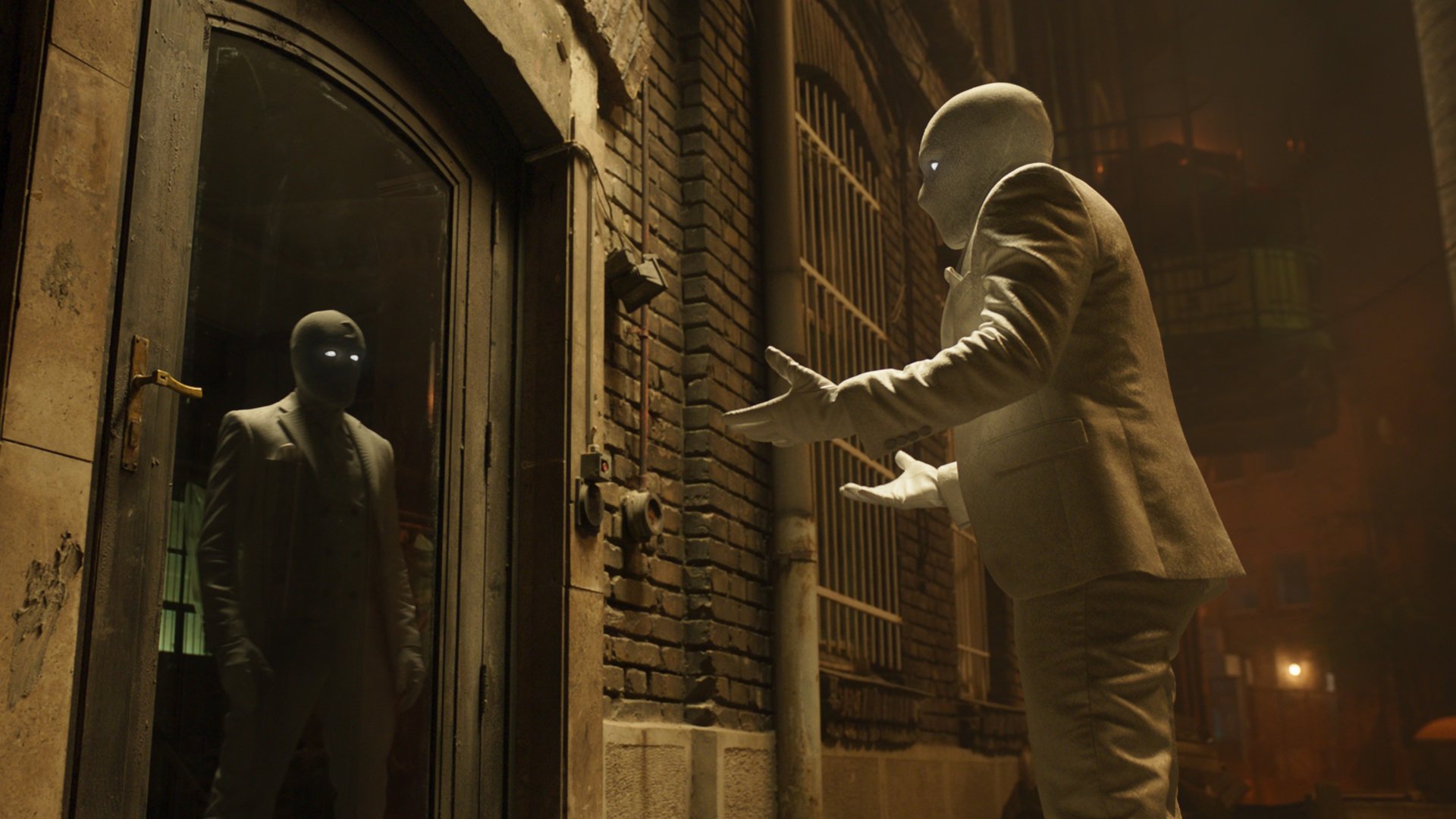 Moon Knight HD Wallpaper: Striking TV Show Scene in Bold Contrast