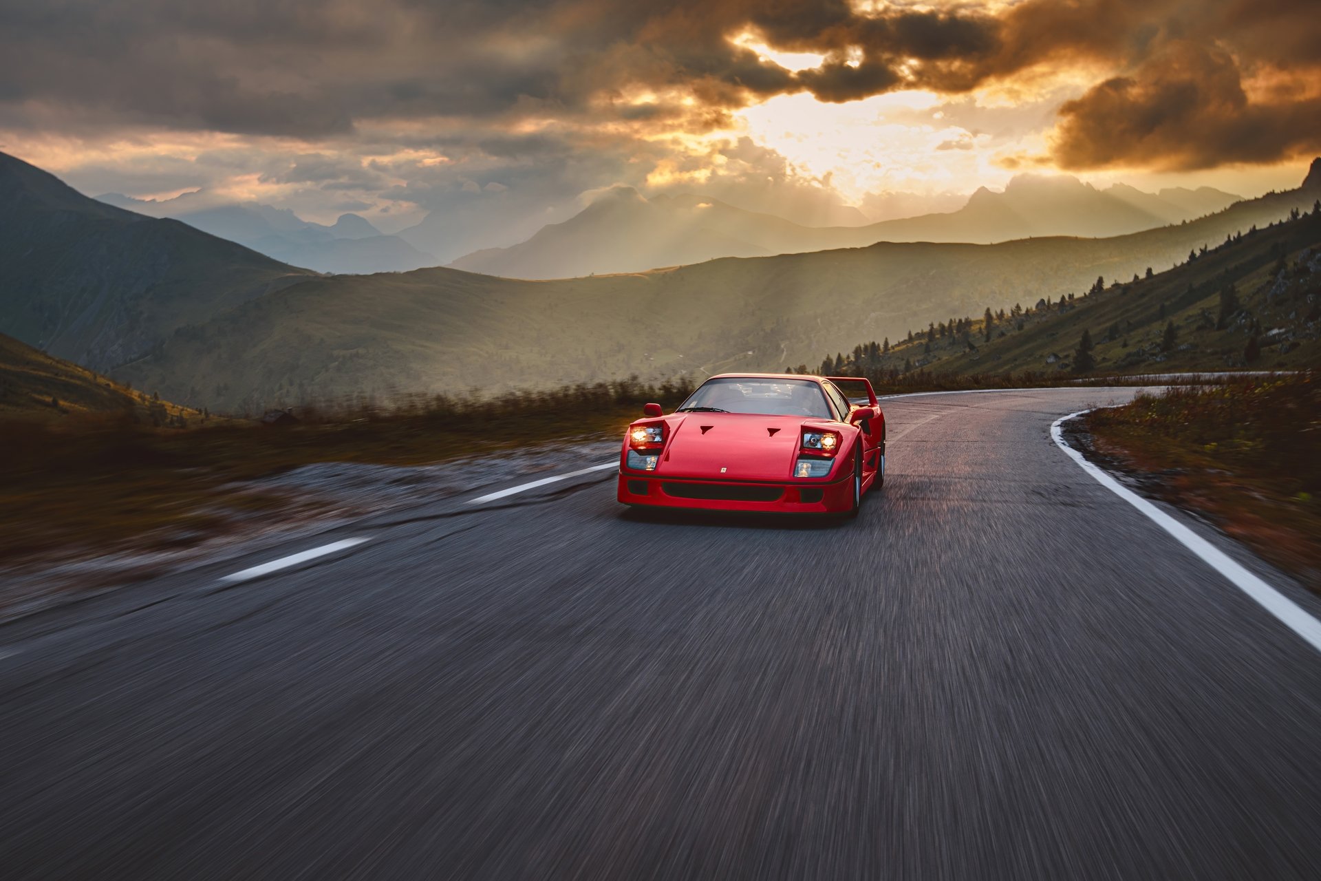 Ferrari F40 in Motion: Stunning 4K Ultra HD Supercar Wallpaper