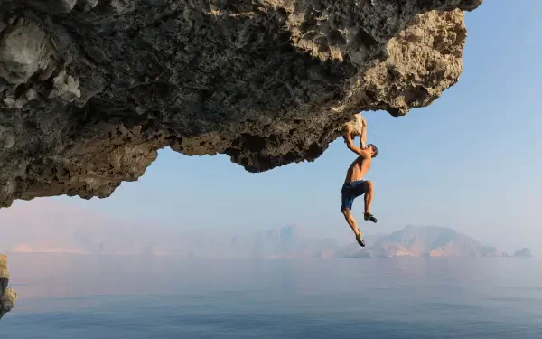 2K Quad HD Climbing Wallpaper — Sea Overhang Free-Solo