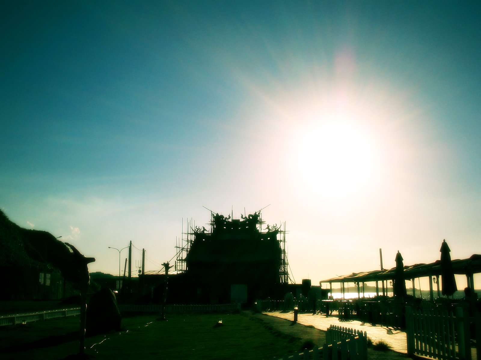 Sunlit Structure - HD Architectural Wallpaper | 1600x1200 | Wallpaper Abyss