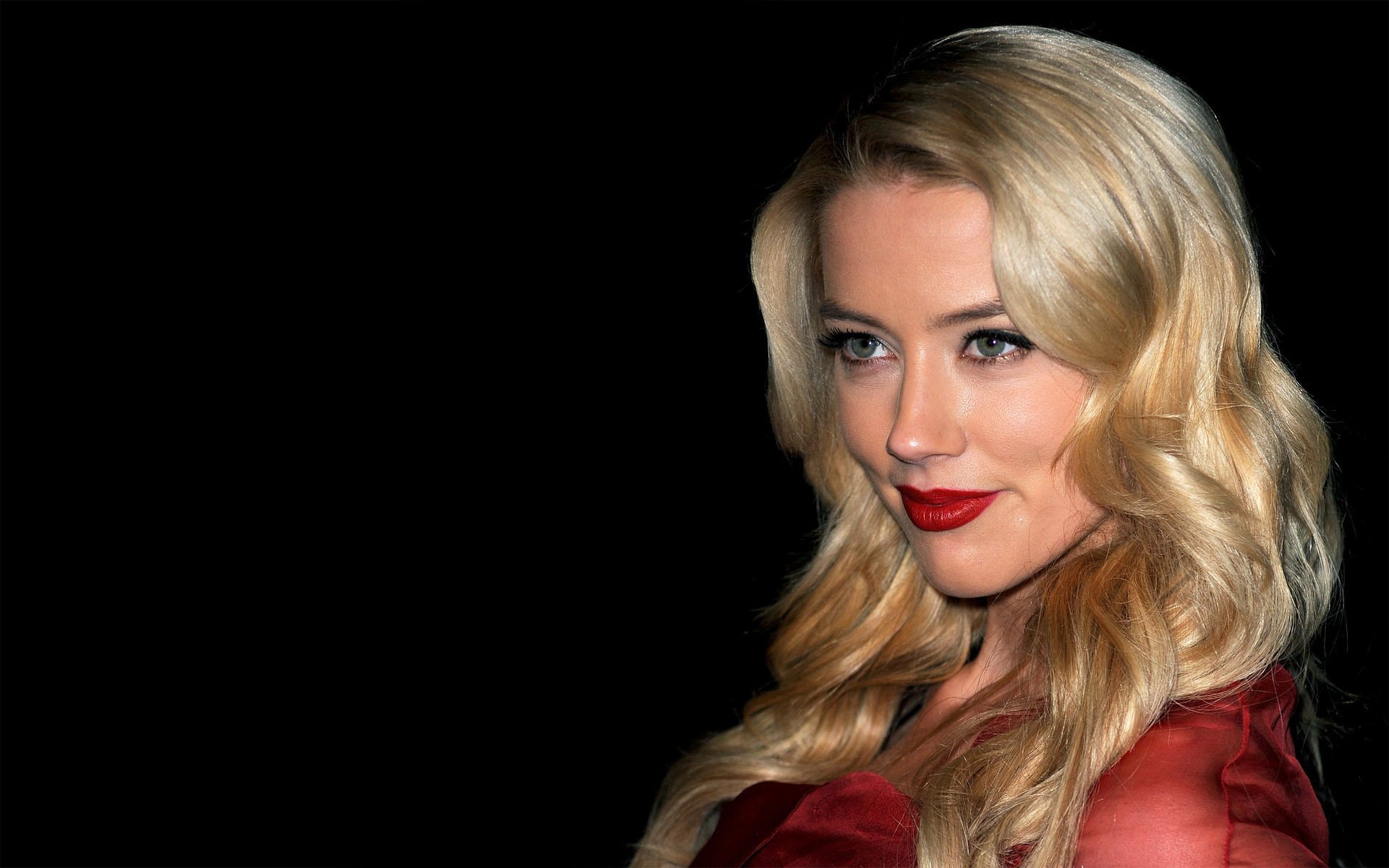 Amber Heard HD Wallpaper – Glamorous Celebrity Portrait