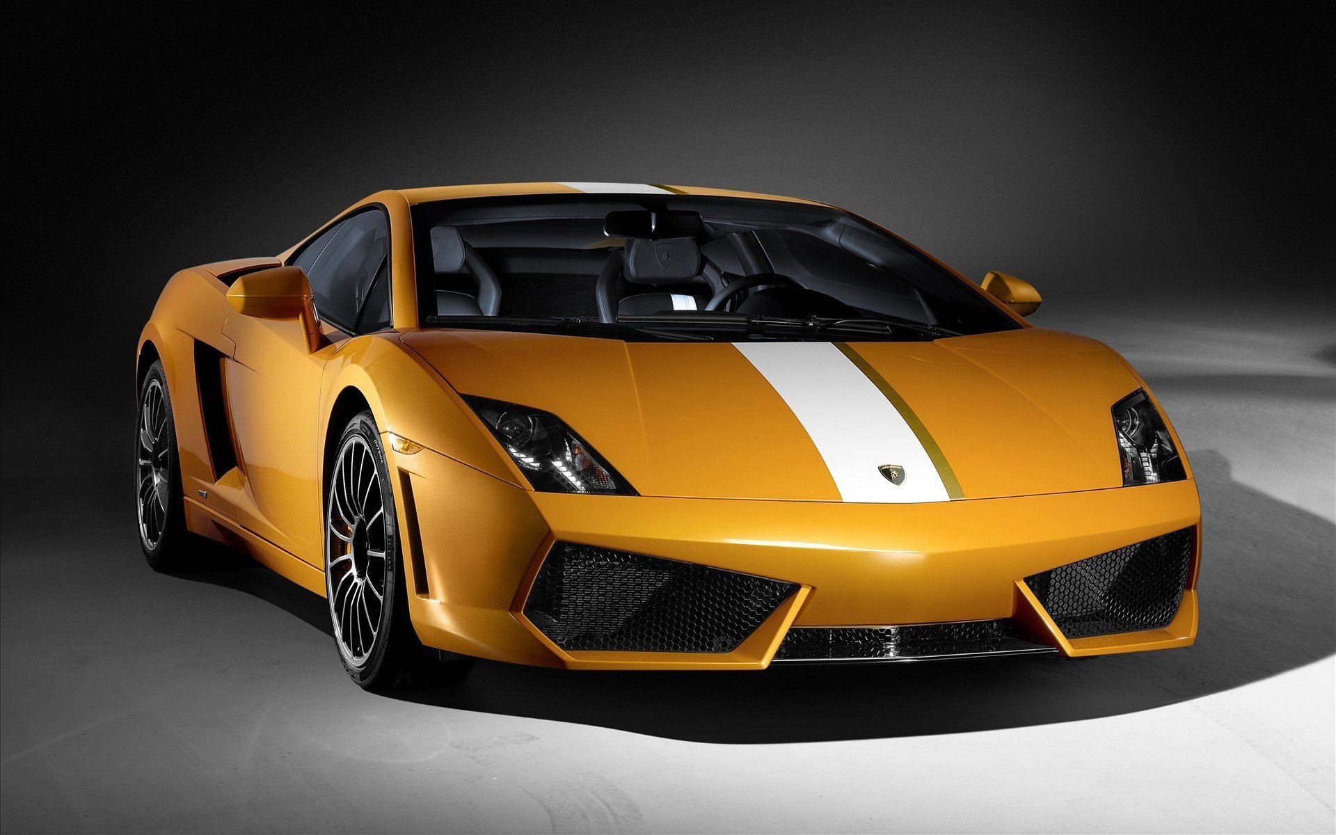 🔥 Sleek Lamborghini Gallardo HD Wallpaper – Power Meets Precision in Motion