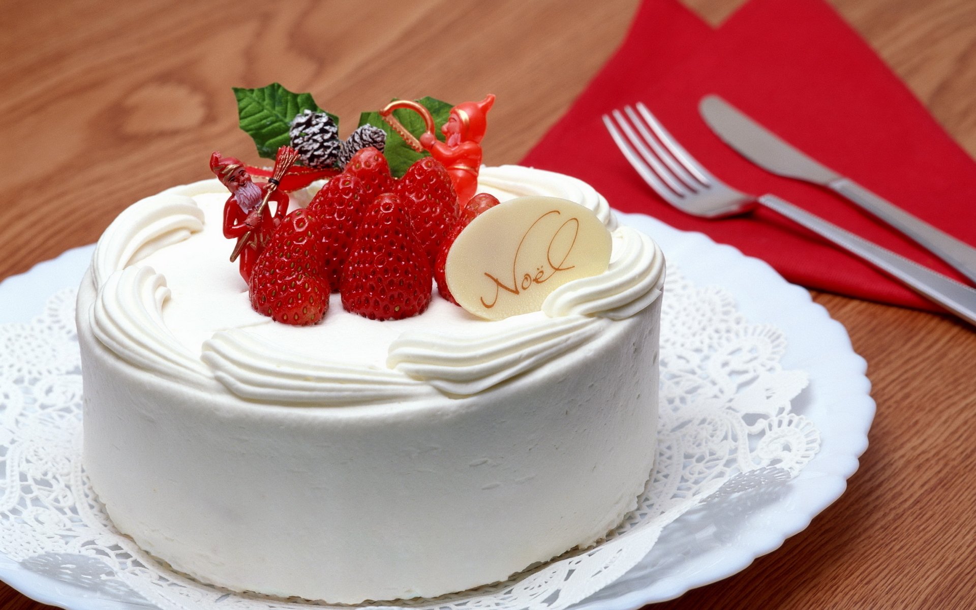 Decadent Strawberry Cake Delight – HD Food Wallpaper