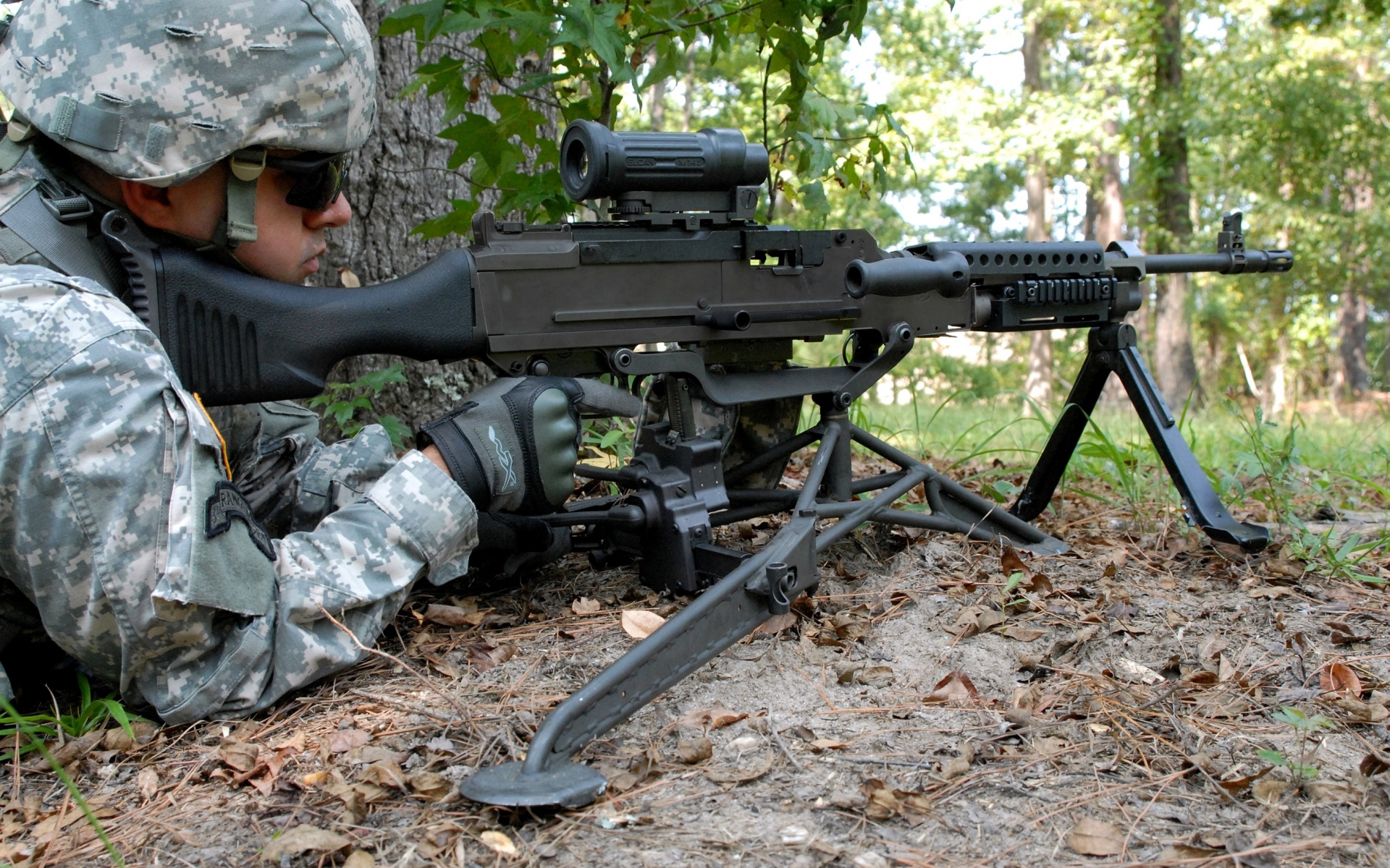 Elite Soldier in Action: HD Military Wallpaper