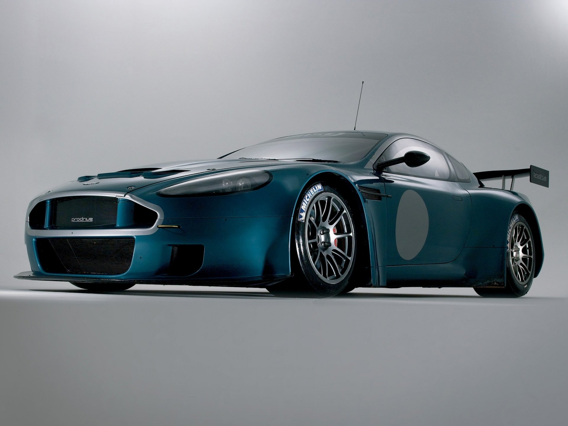 Aston Martin DBR9 HD Wallpaper – Sleek Racing Excellence