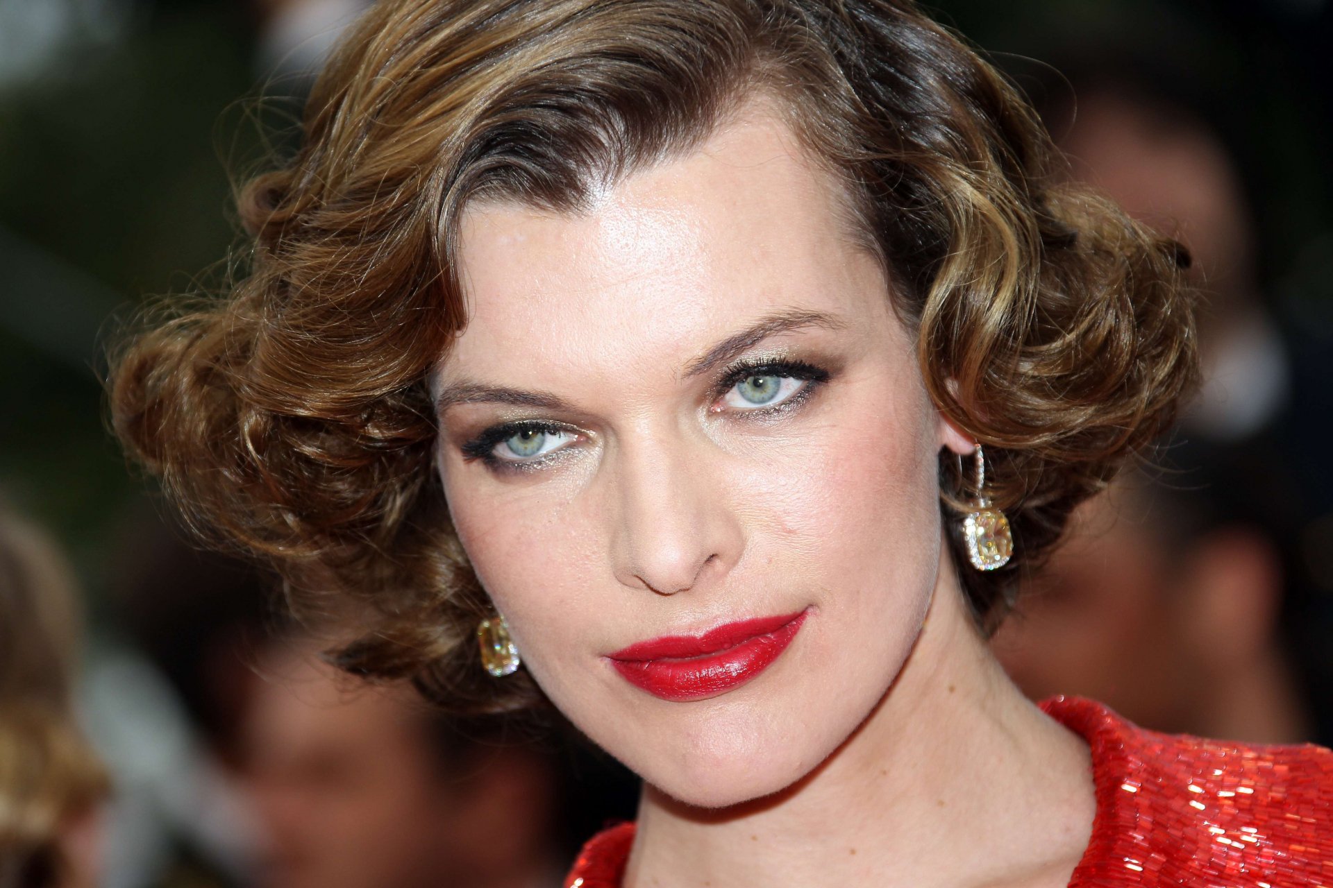 Milla Jovovich 4K Ultra HD Celebrity Portrait Wallpaper
