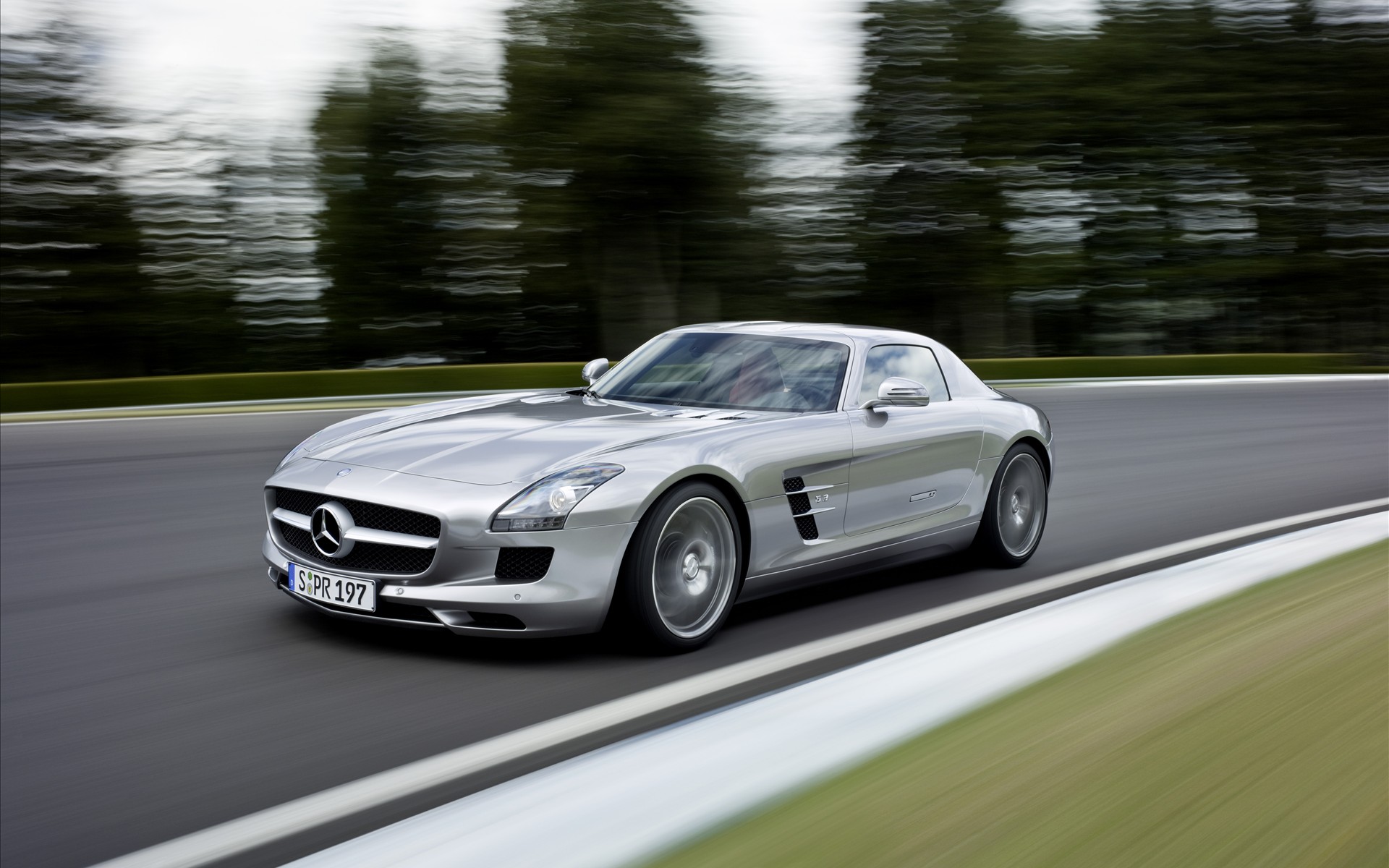 Mercedes Speed Elegance: Stunning HD Vehicle Wallpaper