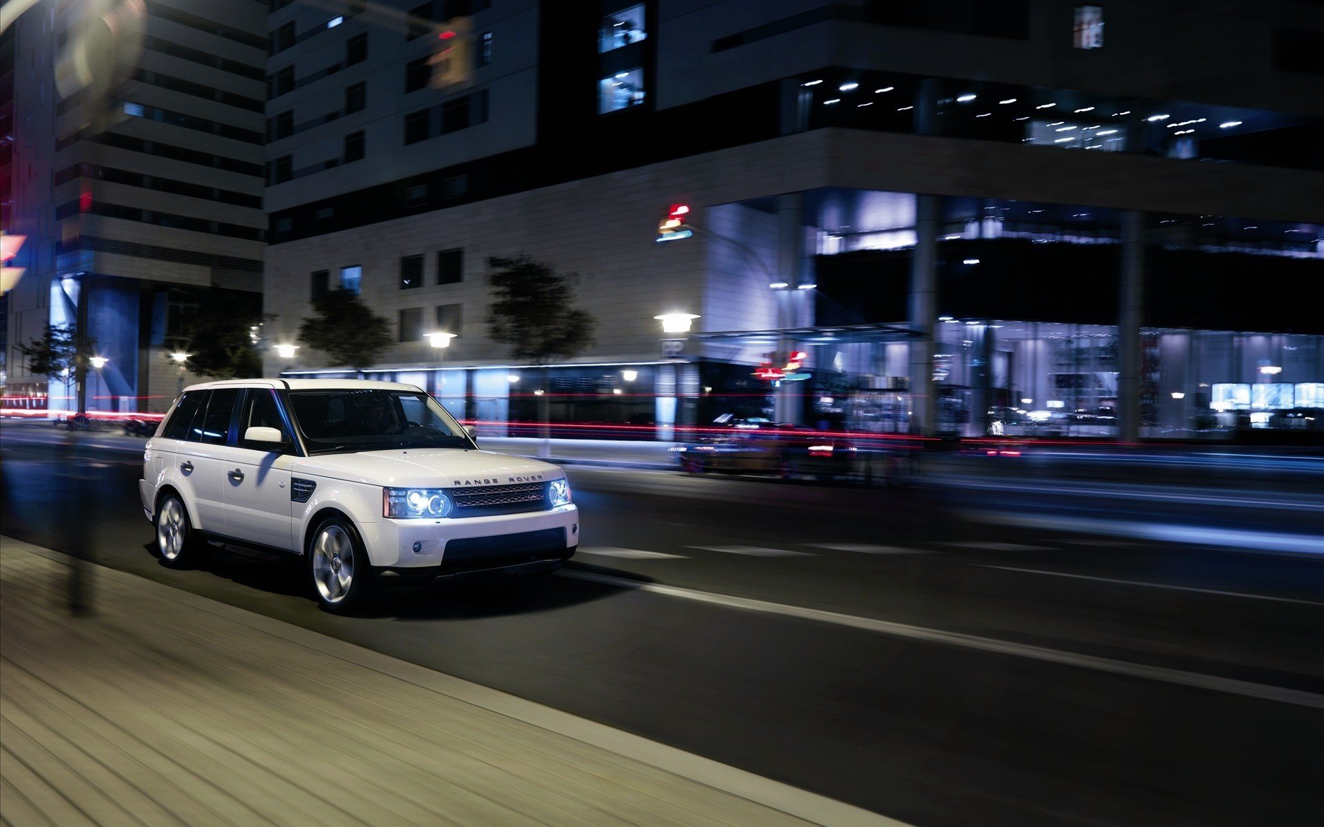 Sleek Range Rover Night Drive – HD Vehicle Wallpaper