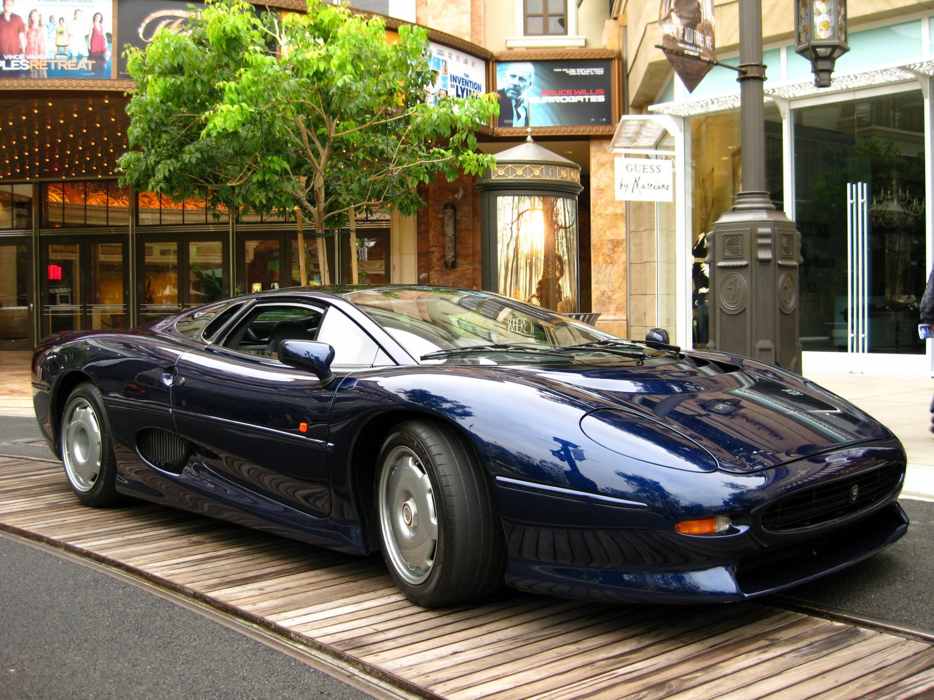 Jaguar XJ220 HD Wallpaper: Sleek Supercar Elegance in Motion