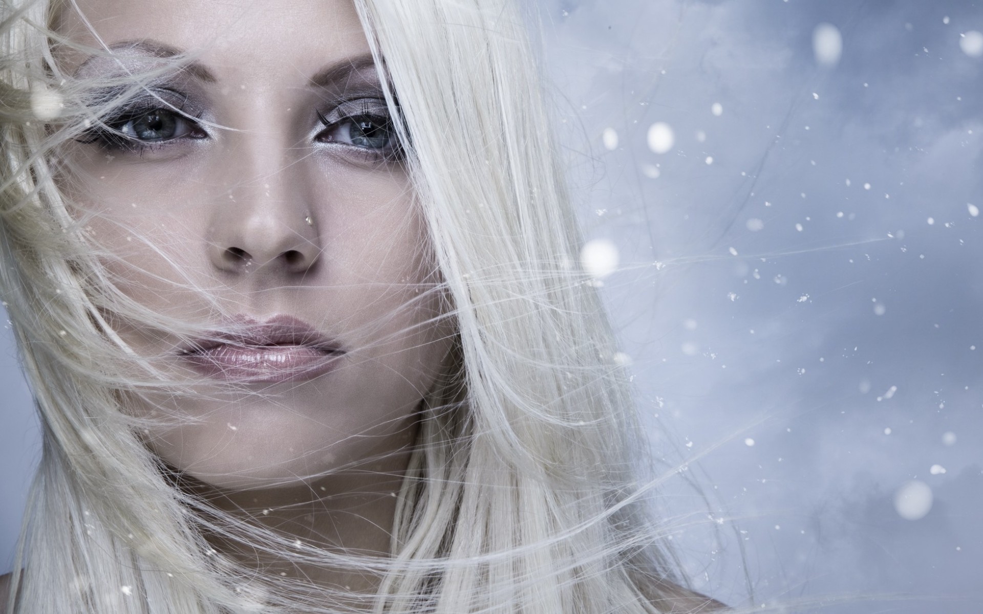 Stunning Blonde Model: HD Wallpaper for Your Screen