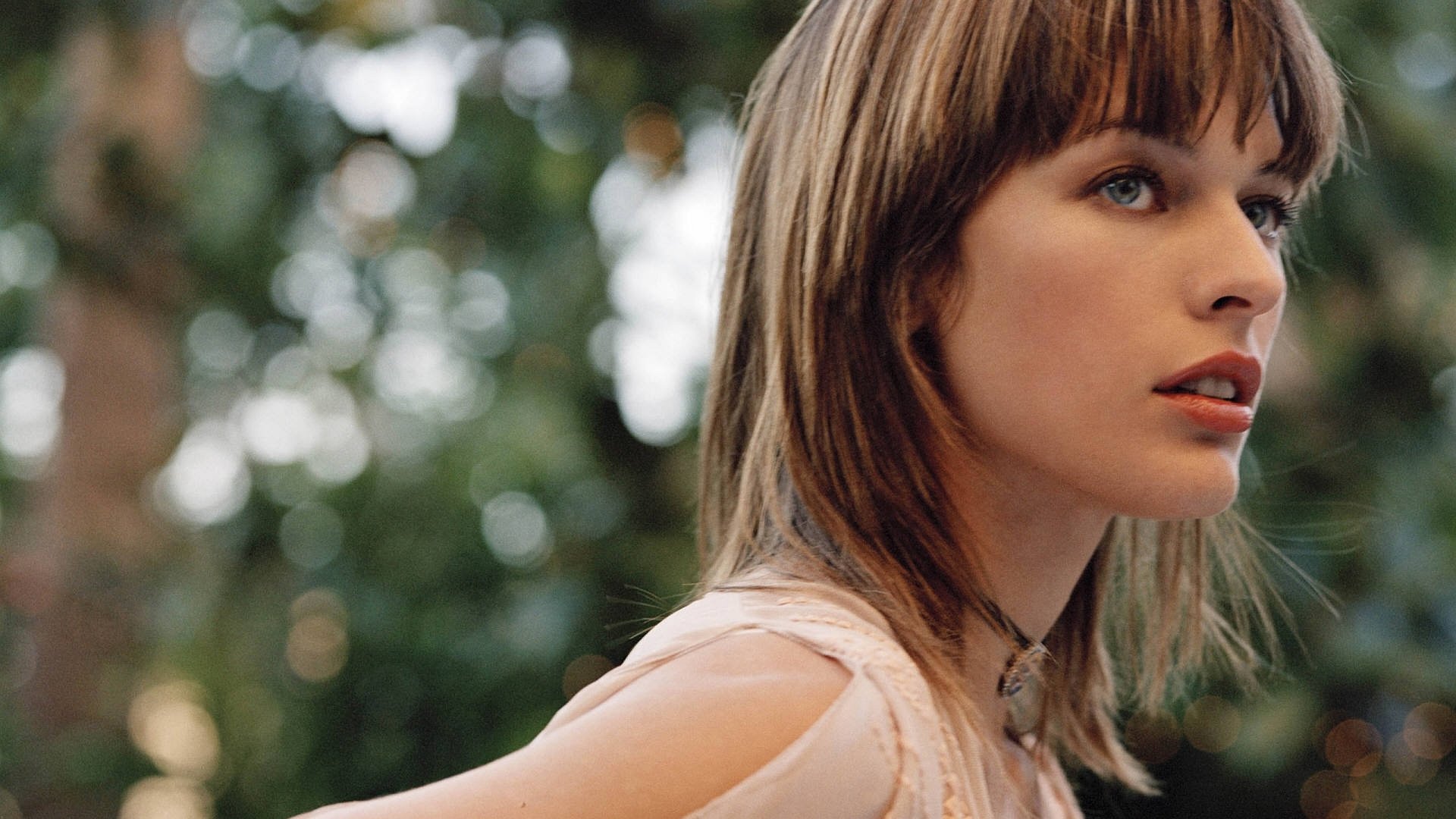 Milla Jovovich: Stunning HD Wallpaper | 2560x1440 | Wallpaper Abyss