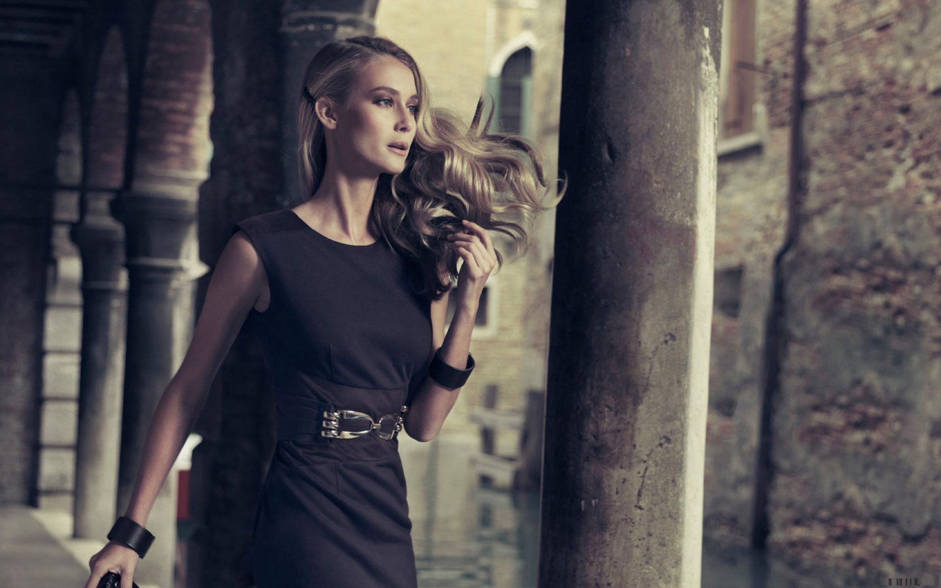 Download Woman Model HD Wallpaper