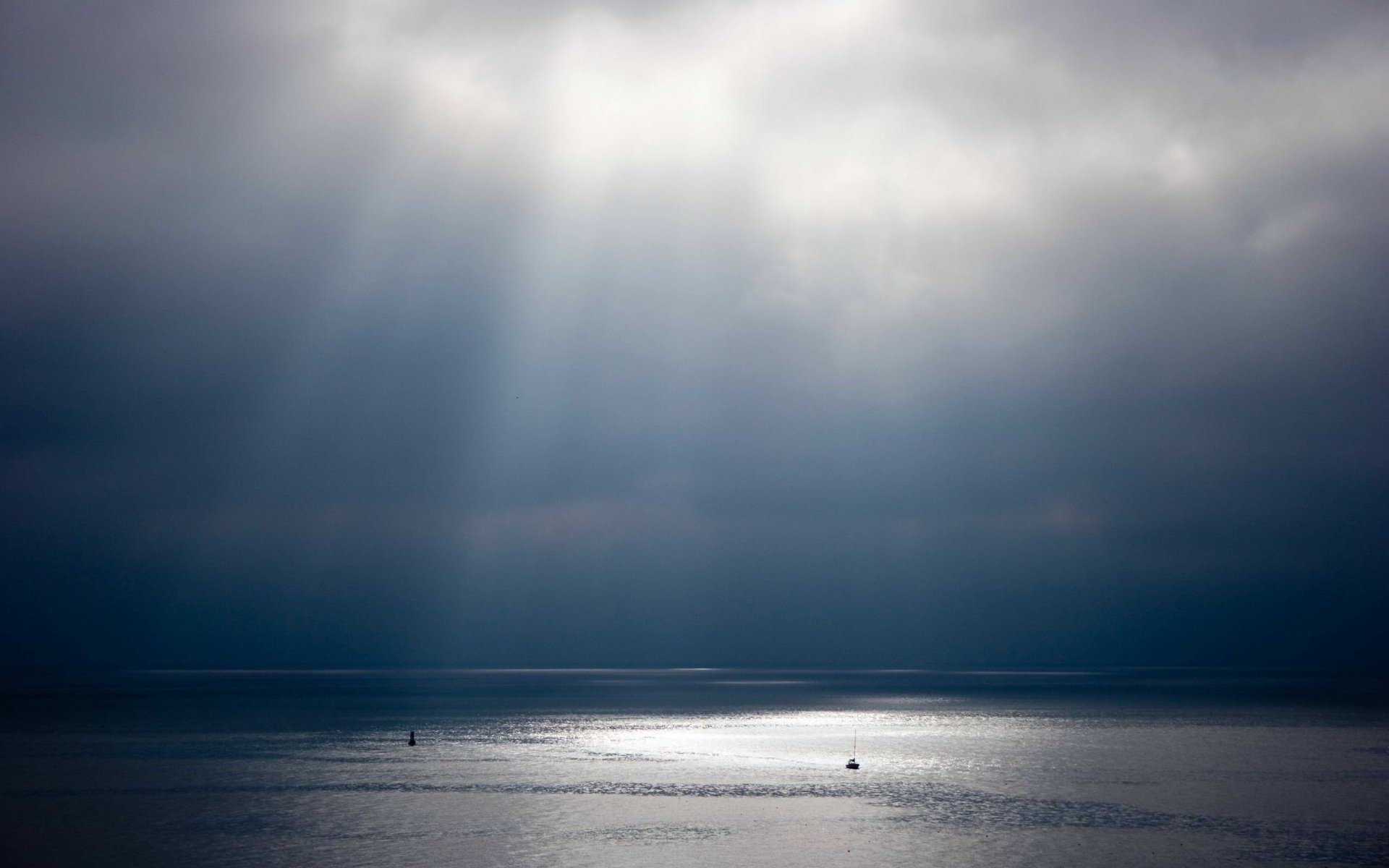 Tranquil Sunbeam: A Serene HD Wallpaper of the Sky