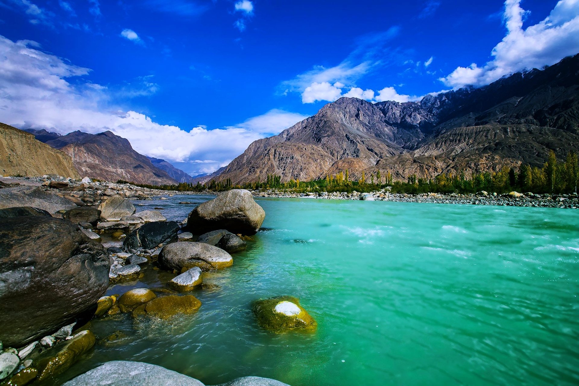 Majestic Mountains & Crystal River: 4K Ultra HD Nature Landscape Wallpaper