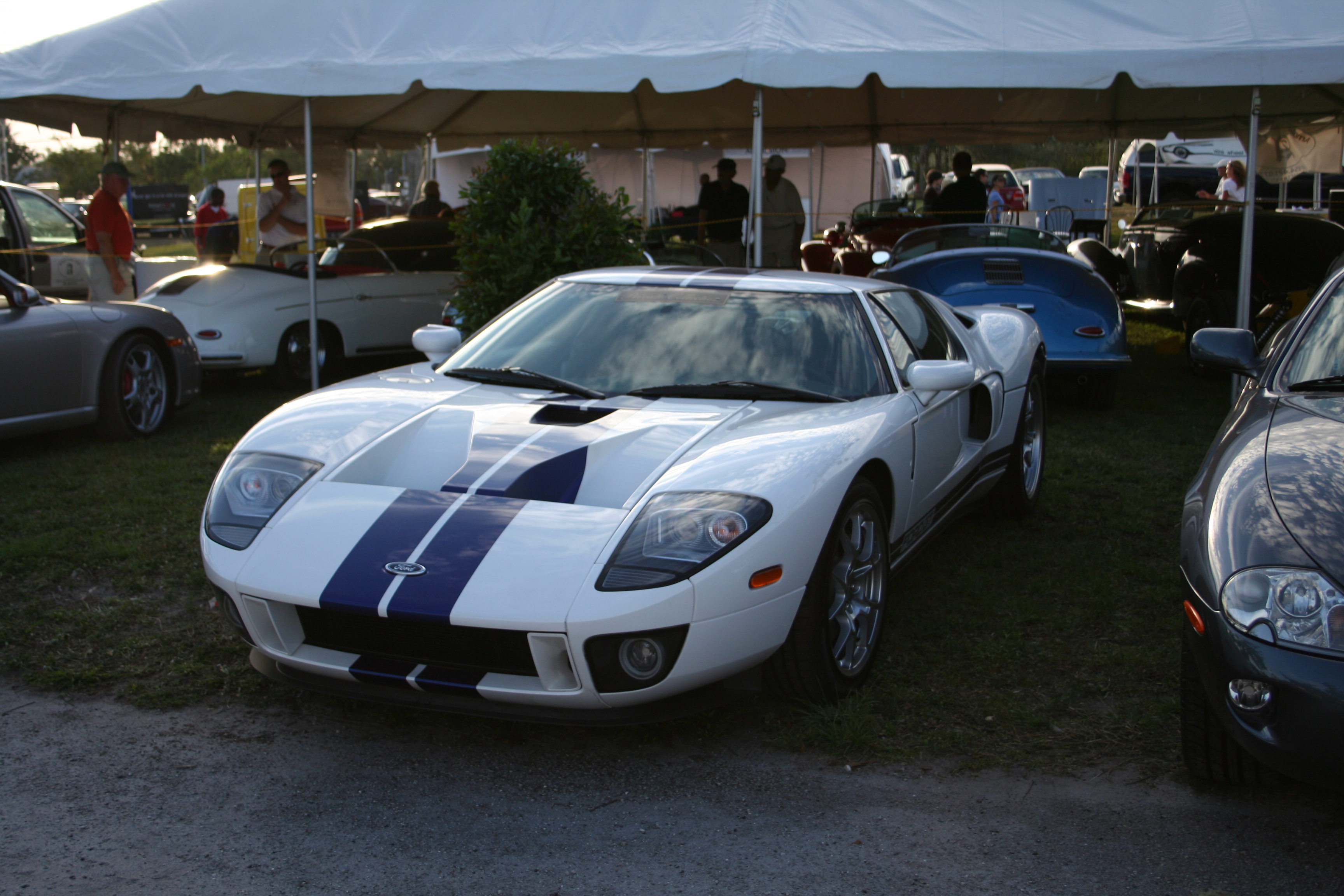 Download Vehicle Ford GT HD Wallpaper