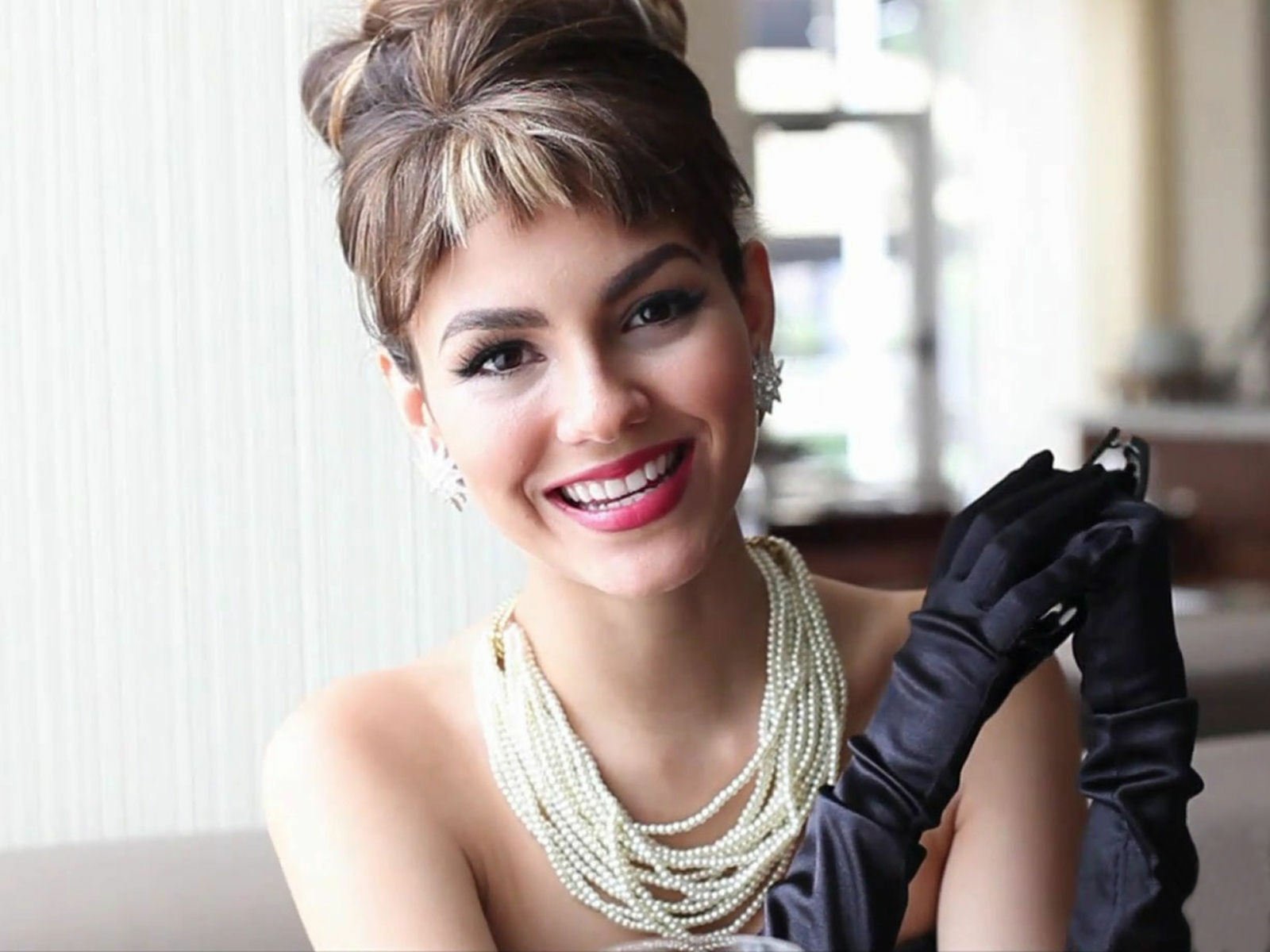 Download Celebrity Audrey Hepburn Wallpaper