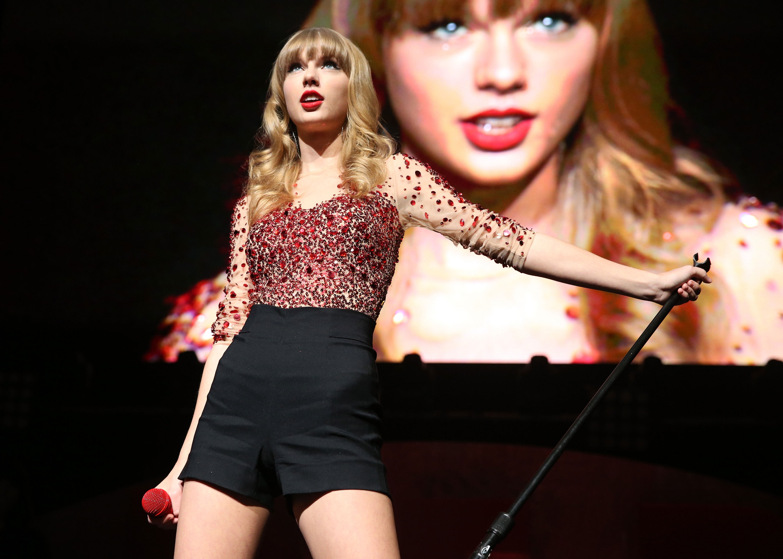Taylor Swift Live: Stunning HD Music Wallpaper