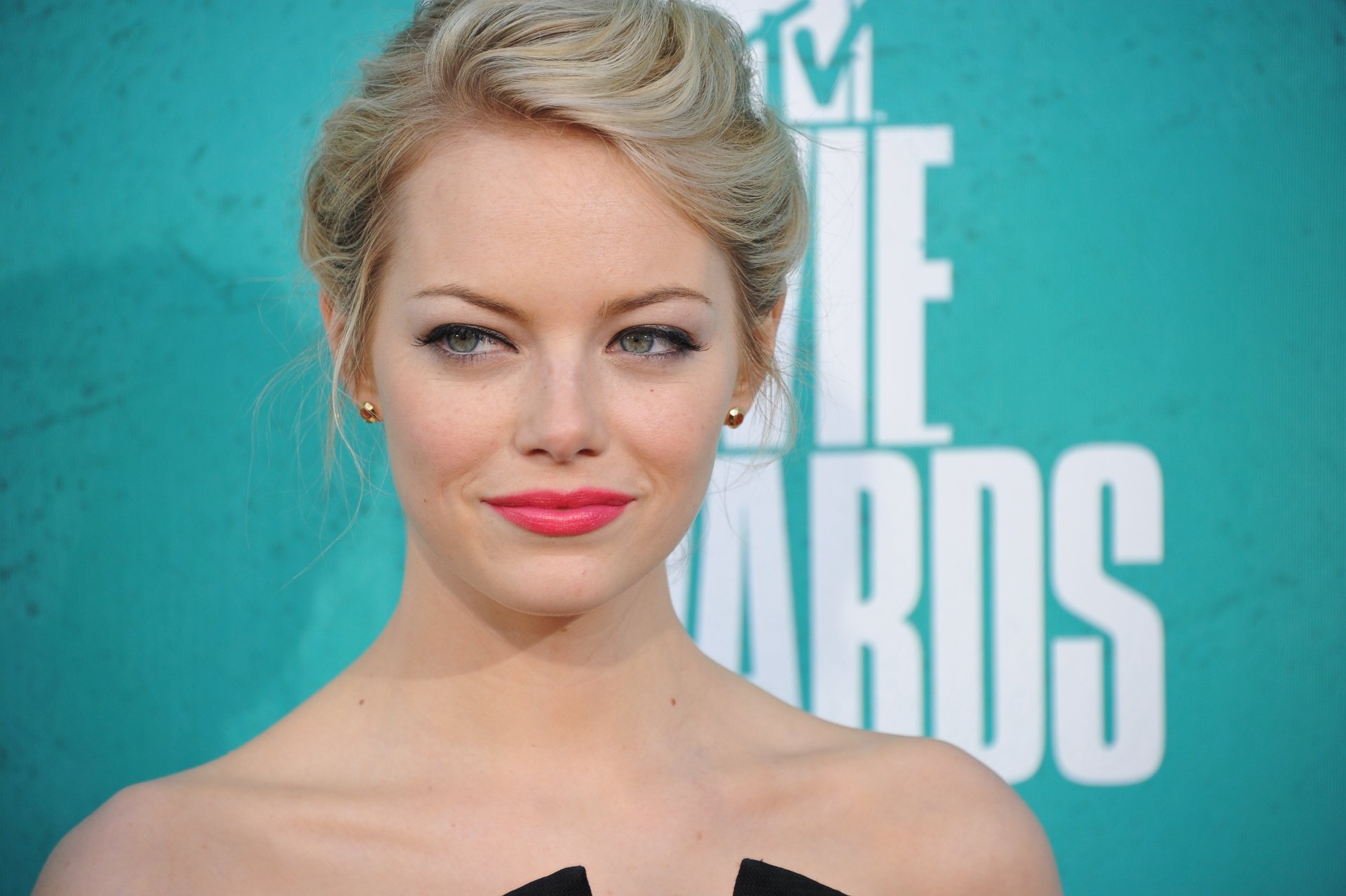 Emma Stone 4K Ultra HD Blonde Glamour Portrait with Bold Lipstick