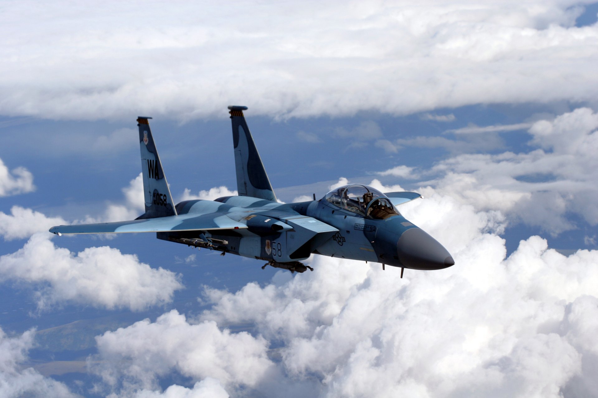 Stunning HD Wallpaper of the McDonnell Douglas F-15 Eagle in Flight