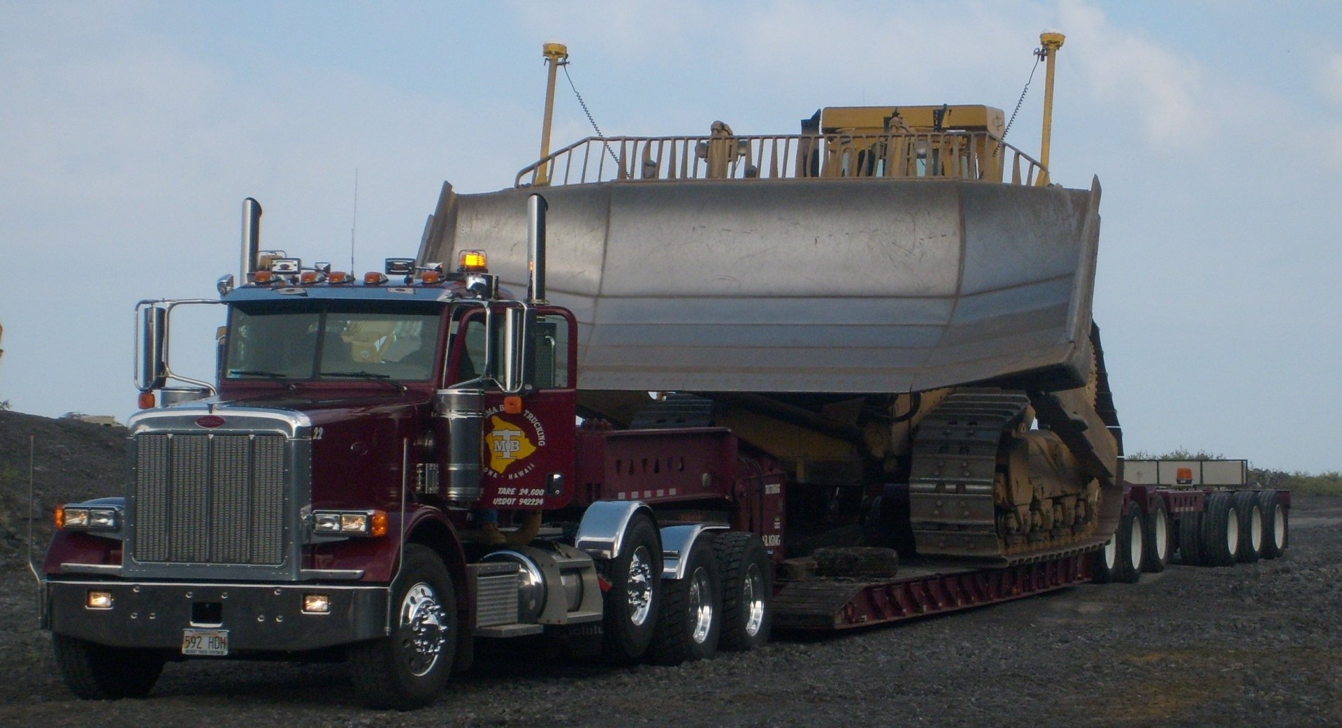 Download Vehicle Peterbilt HD Wallpaper | 2567x1393 | Wallpaper Abyss