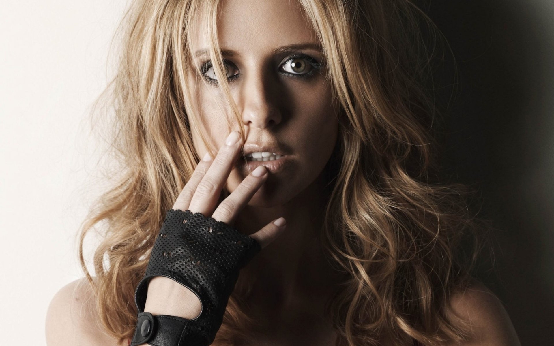 Sarah Michelle Gellar HD Celebrity Wallpaper Spotlight | 2560x1600 ...