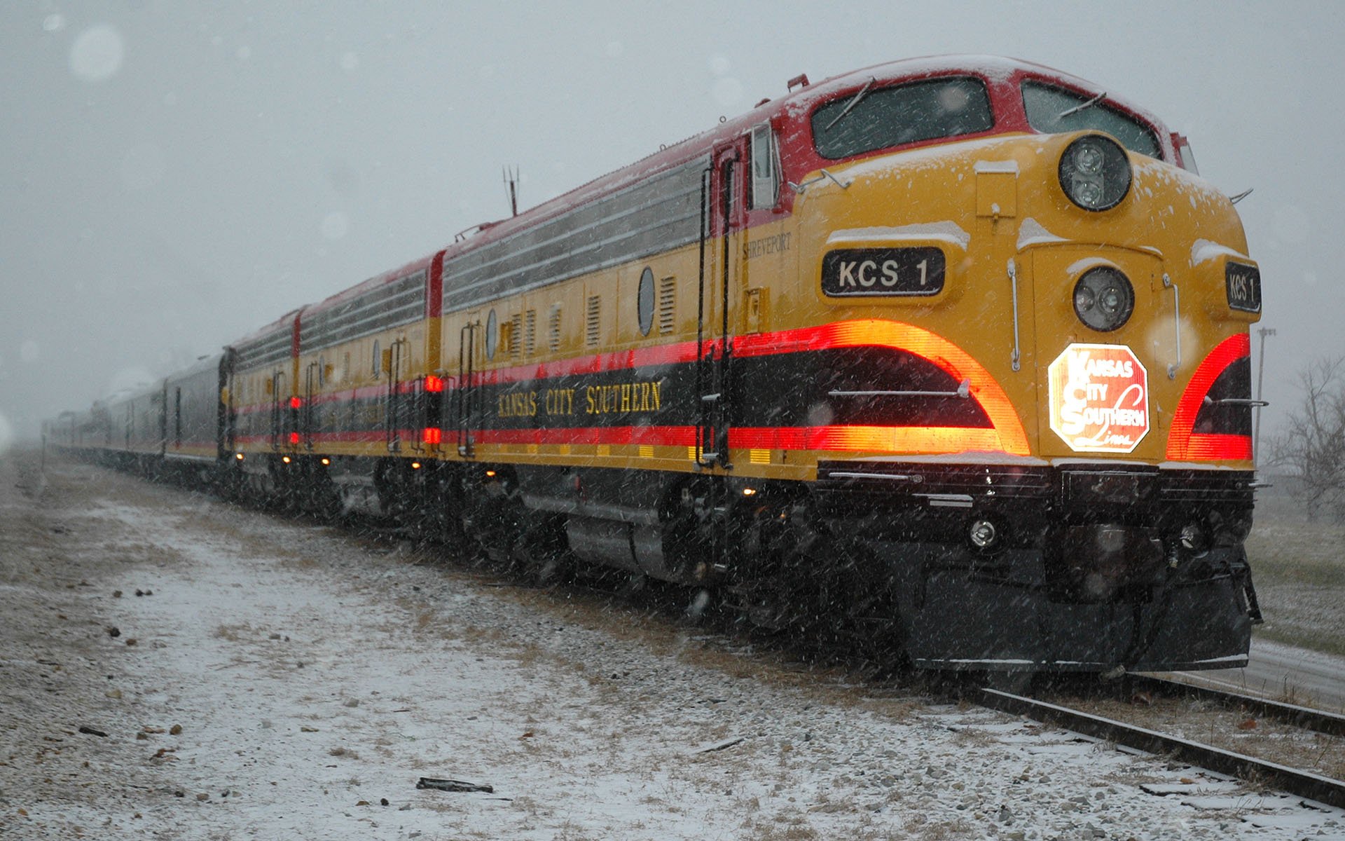 Download Vehicle Train HD Wallpaper | 1920x1200 | Wallpaper Abyss