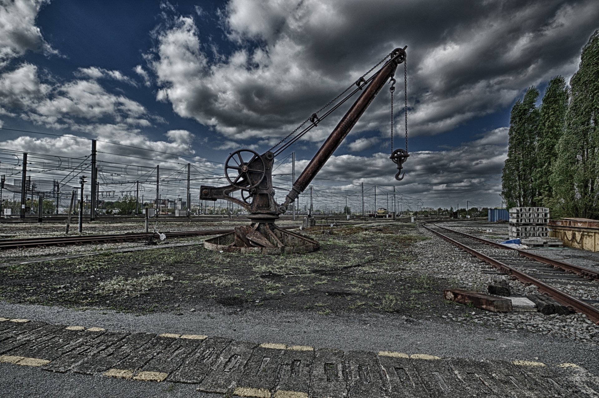 Download Man Made Crane 4k Ultra HD Wallpaper