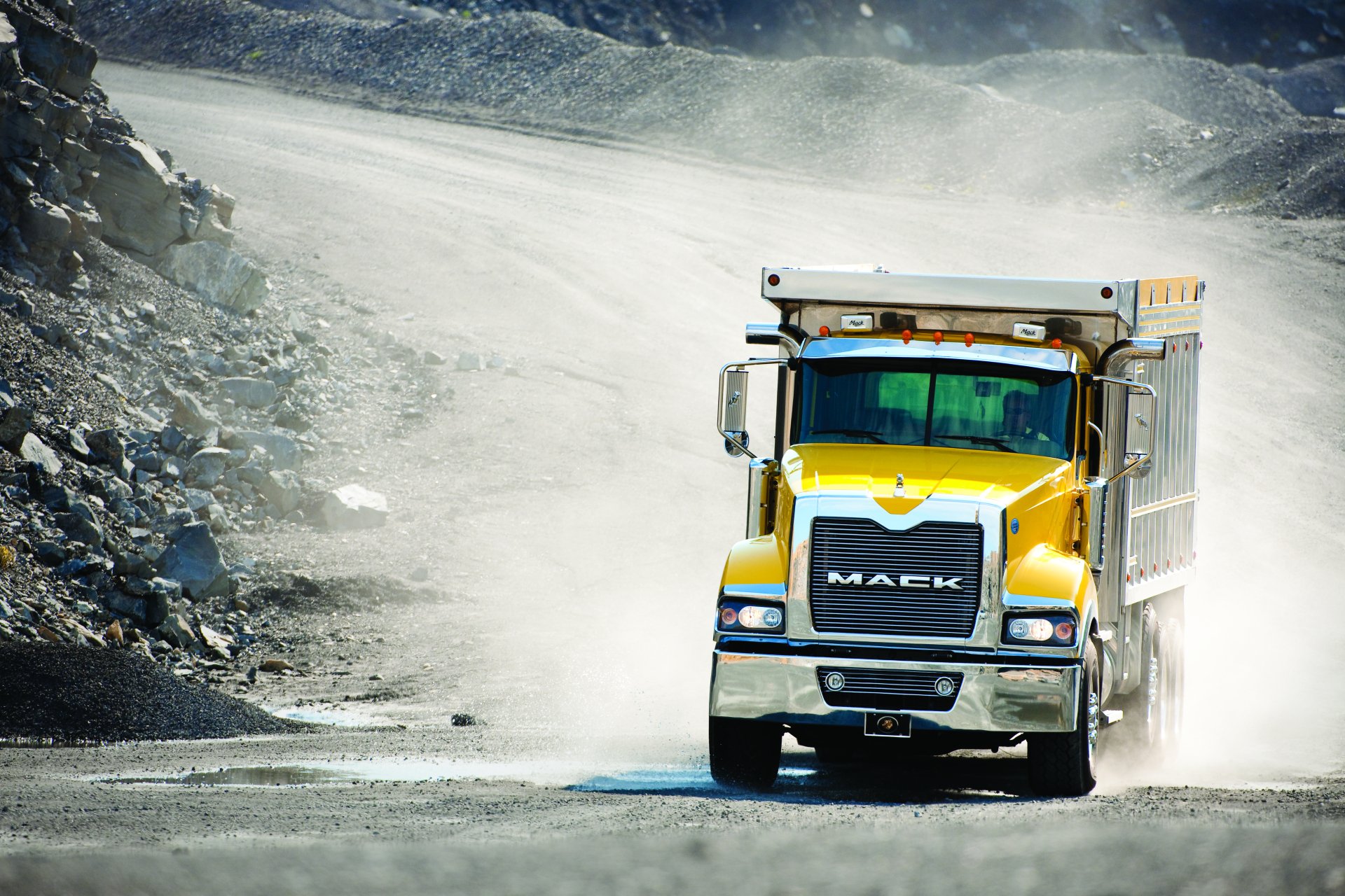 Download Vehicle Mack 8k Ultra HD Wallpaper