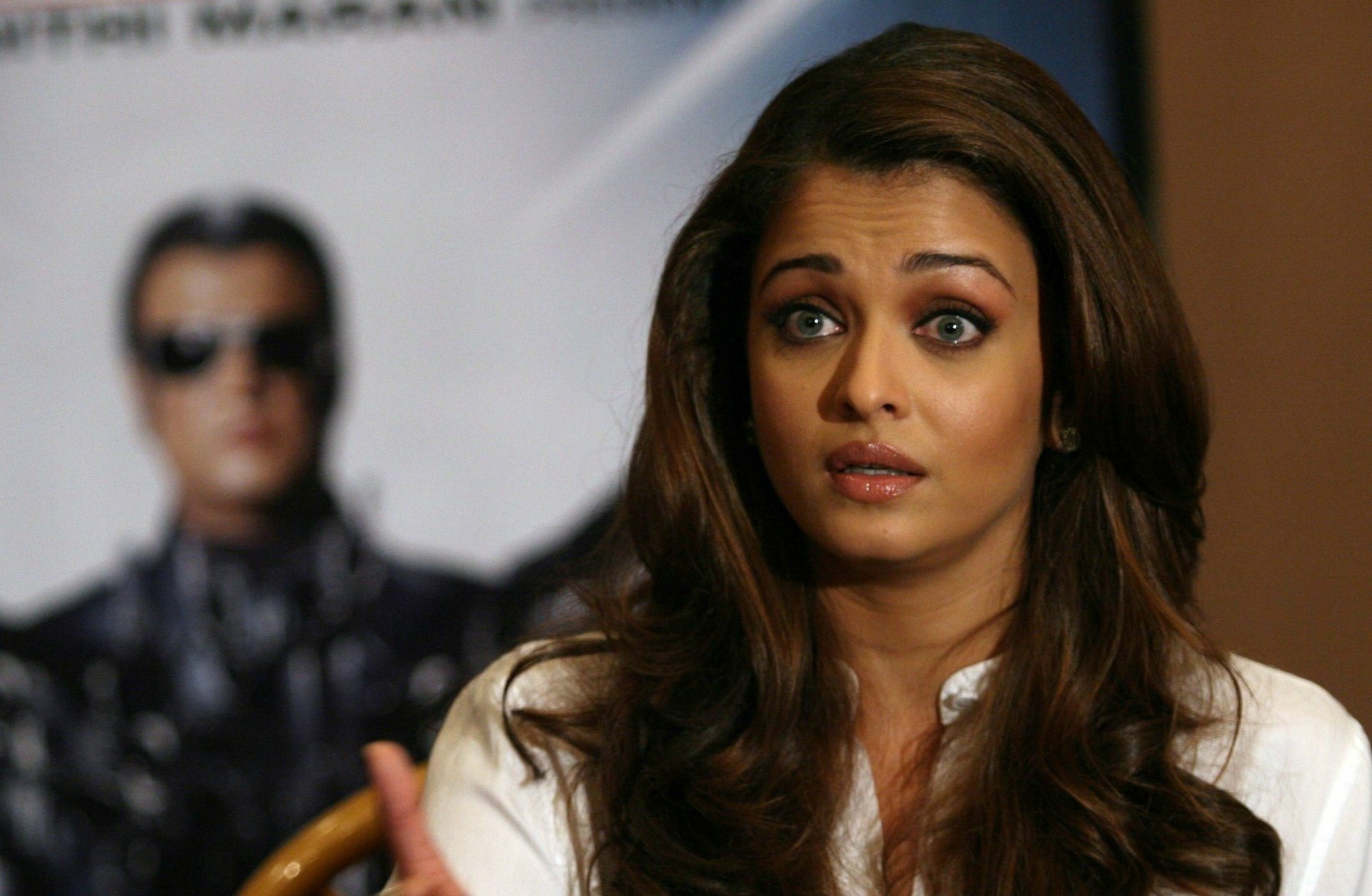 Stunning HD Wallpaper of Celebrity Aishwarya Rai | 2141x1400 ...