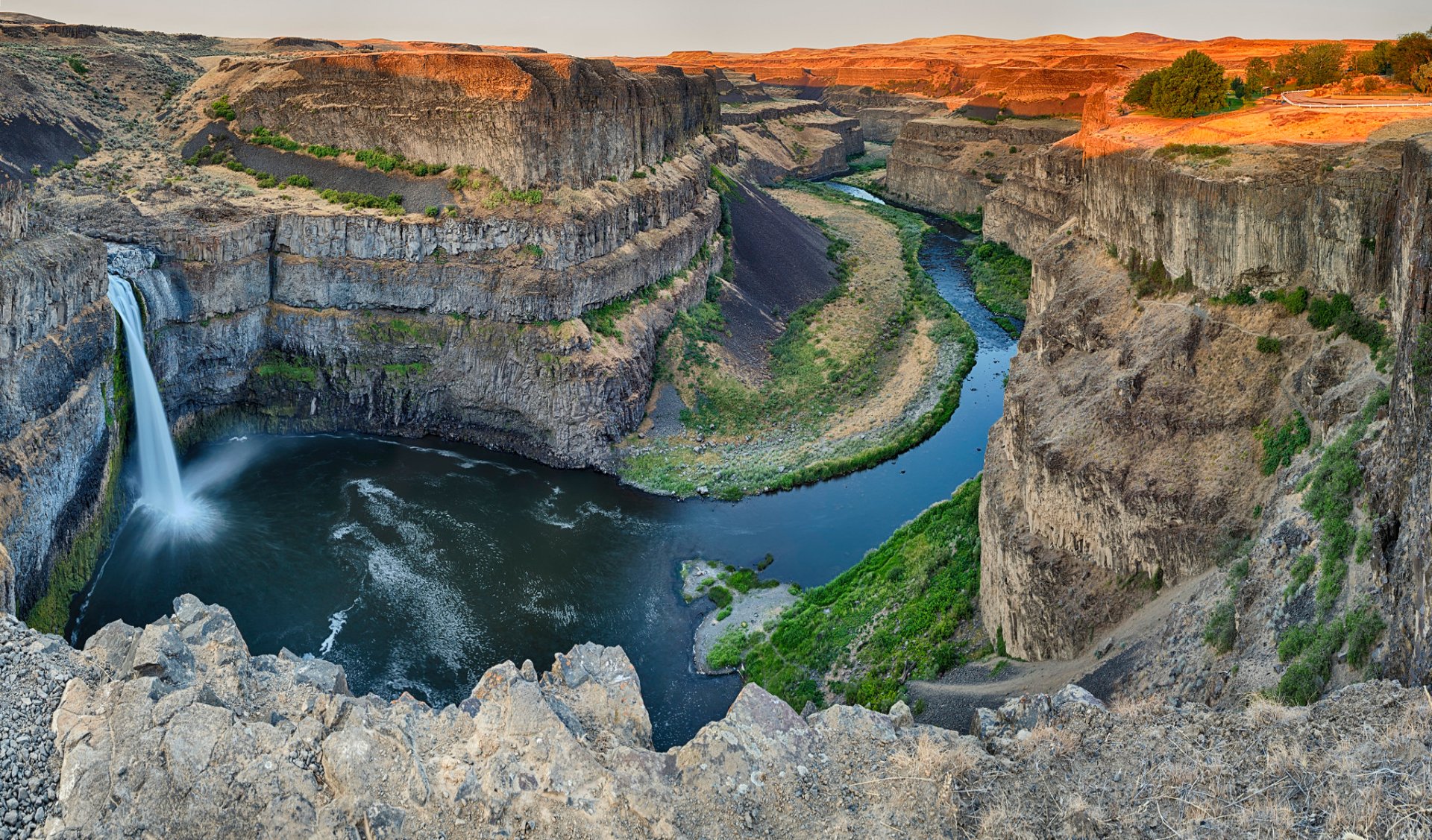 Palouse Falls HD: Majestic River Canyon Waterfall in Nature's Embrace