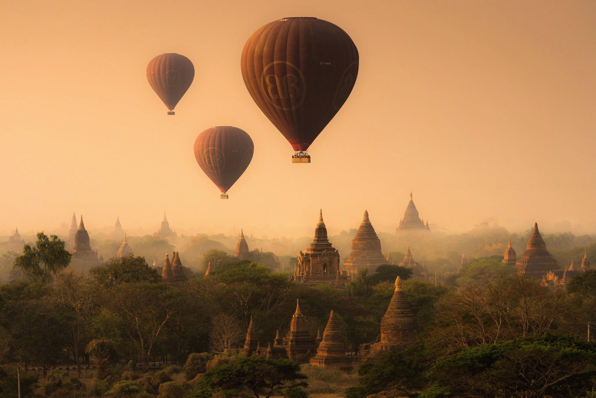 Breathtaking Bagan Panorama: Hot Air Balloons Over Myanmar's Ancient ...