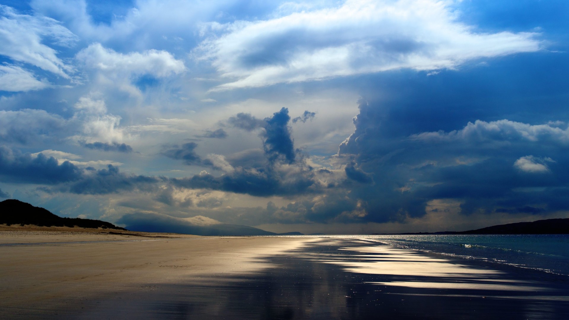 Serene Beach Horizon: Ocean Waves Meet Cloud-Kissed Sky HD Wallpaper