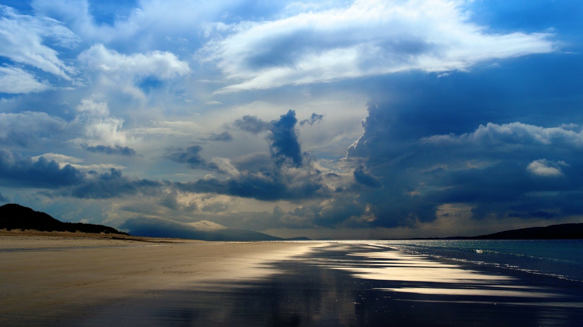 Serene Beach Horizon: Ocean Waves Meet Cloud-Kissed Sky HD Wallpaper ...