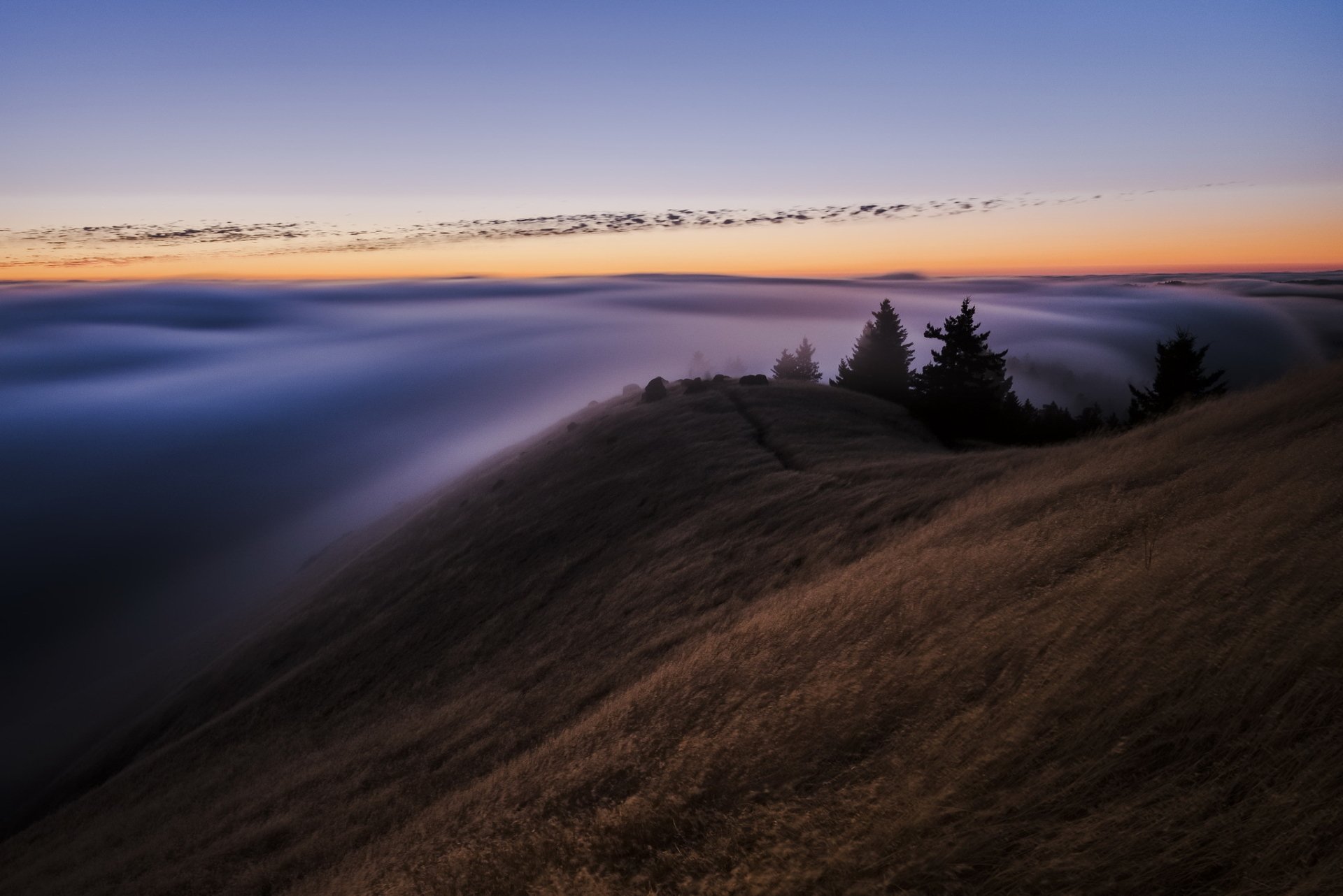 Serene Foggy Horizon HD Wallpaper: Nature's Sky Embrace
