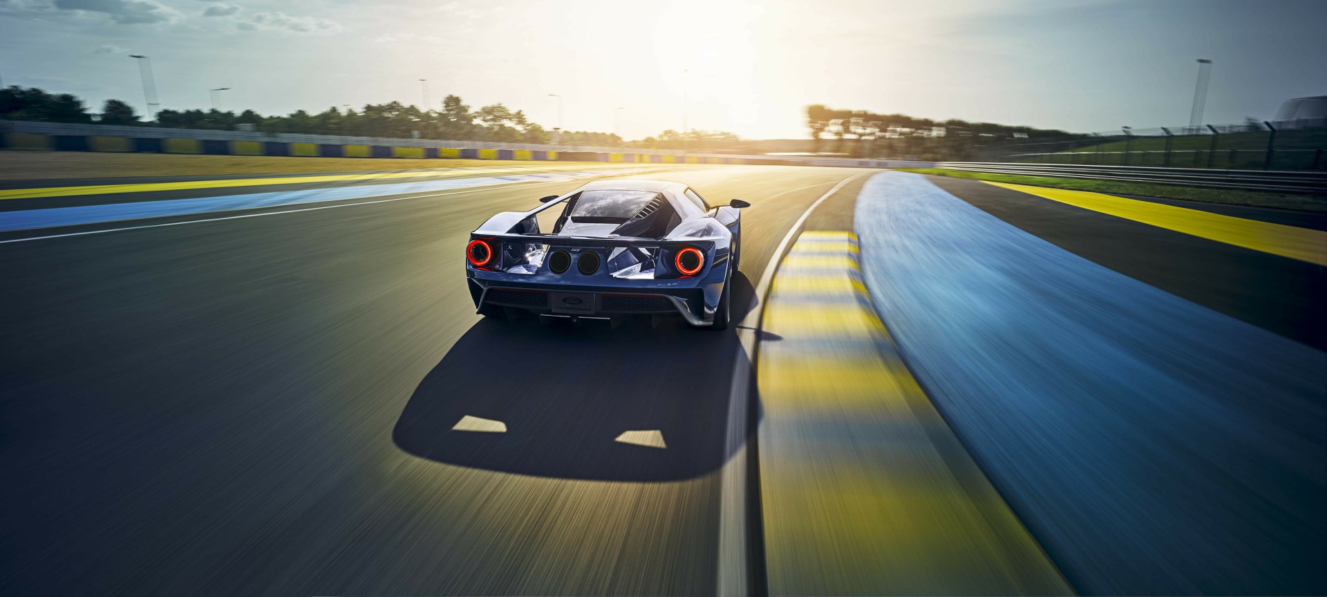 Ford GT Supercar HD Wallpaper – Ultimate Speed on the Track