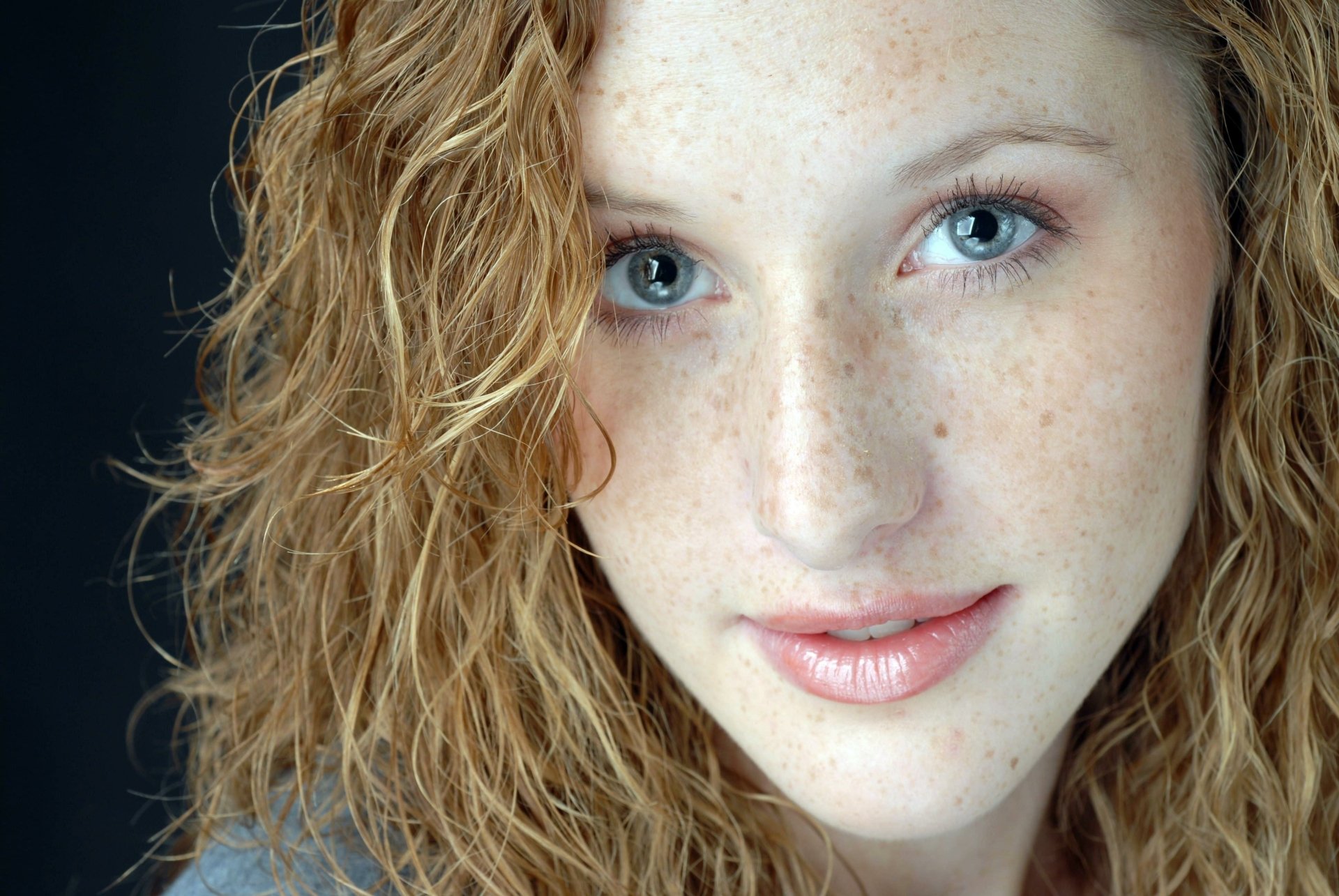 4K Ultra HD Portrait: Radiant Woman’s Natural Beauty