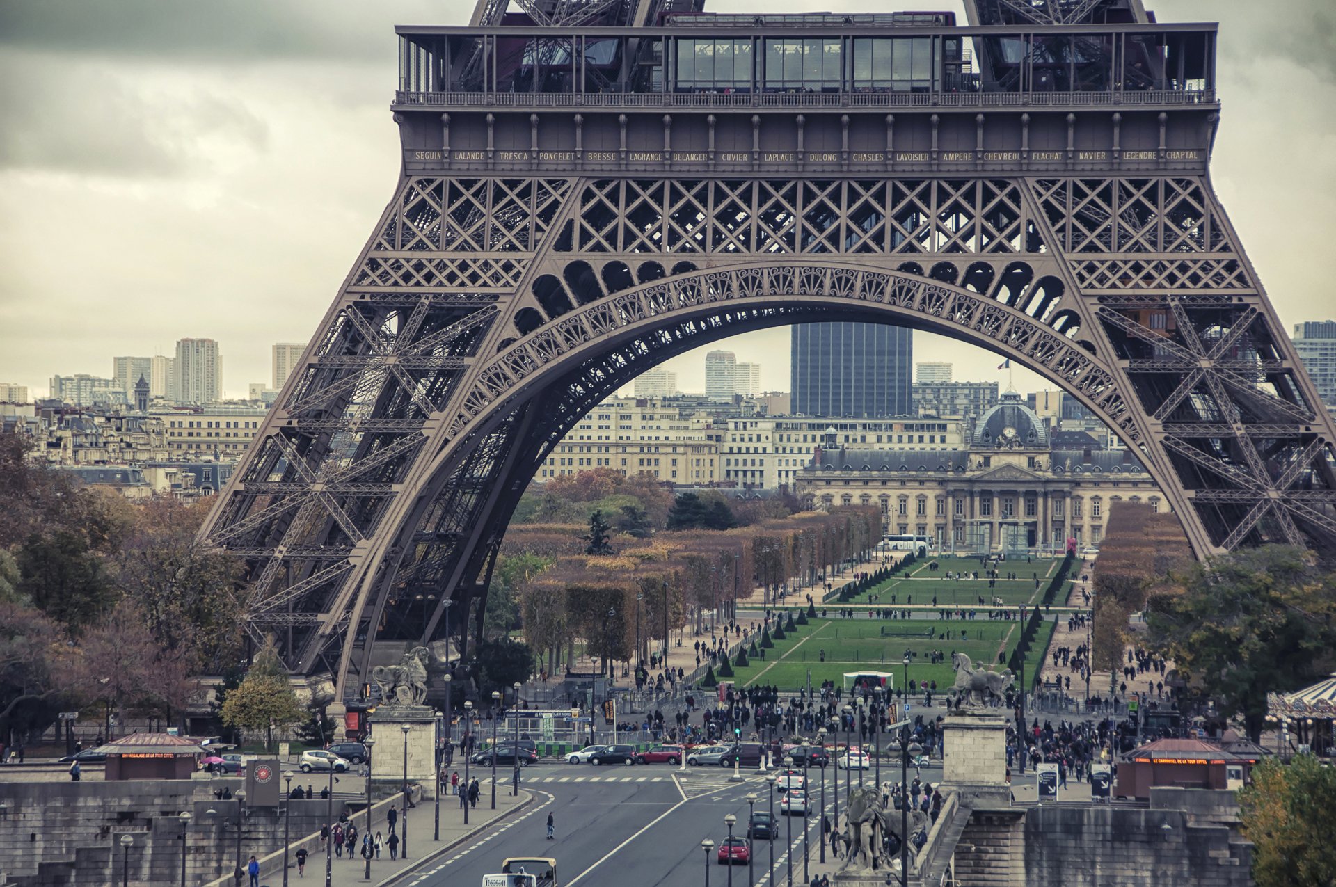 Eiffel Tower Majesty: Iconic Parisian Monument HD Wallpaper