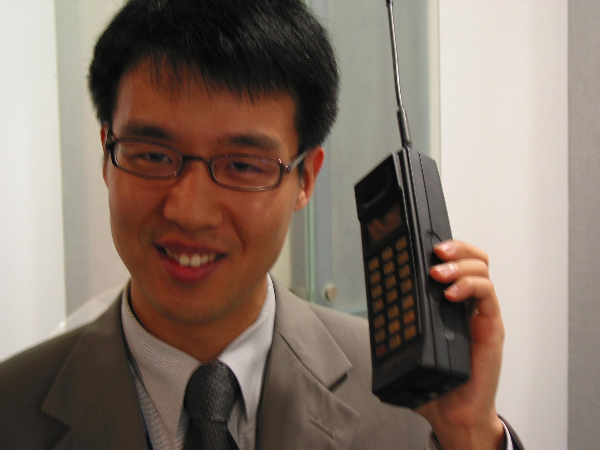 Classic Tech Icon: Vintage Mobile Phone HD Wallpaper